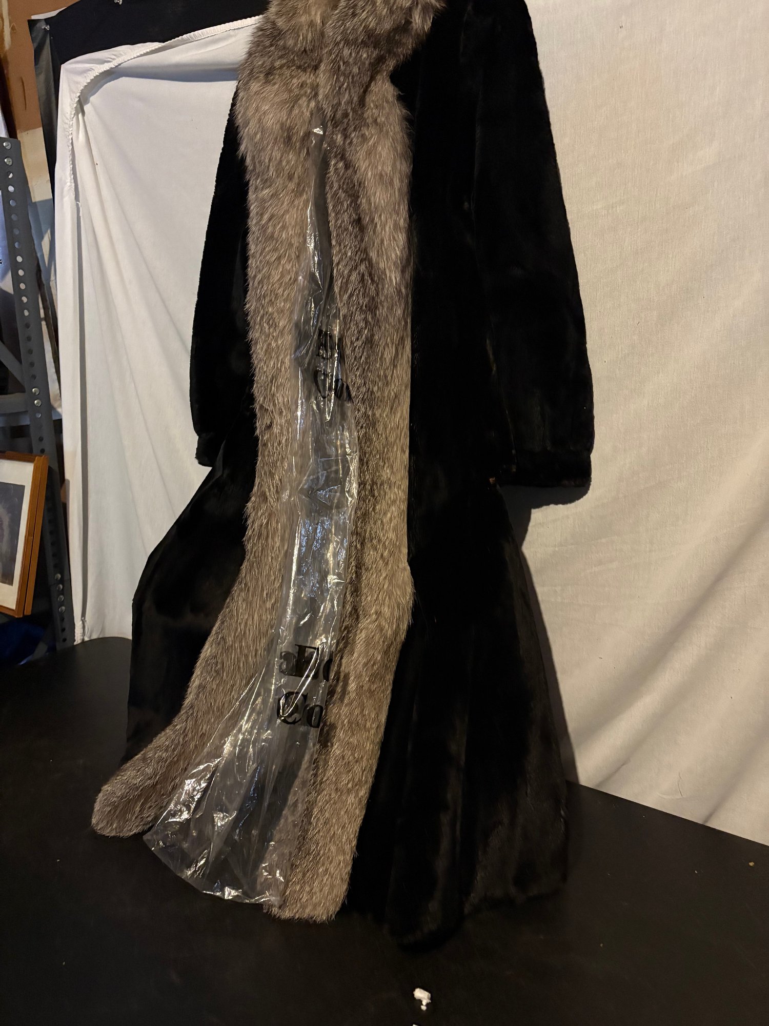 Black Ranch Mink Fur Coat With Fox Collar #2253442 | Auctionninja.com