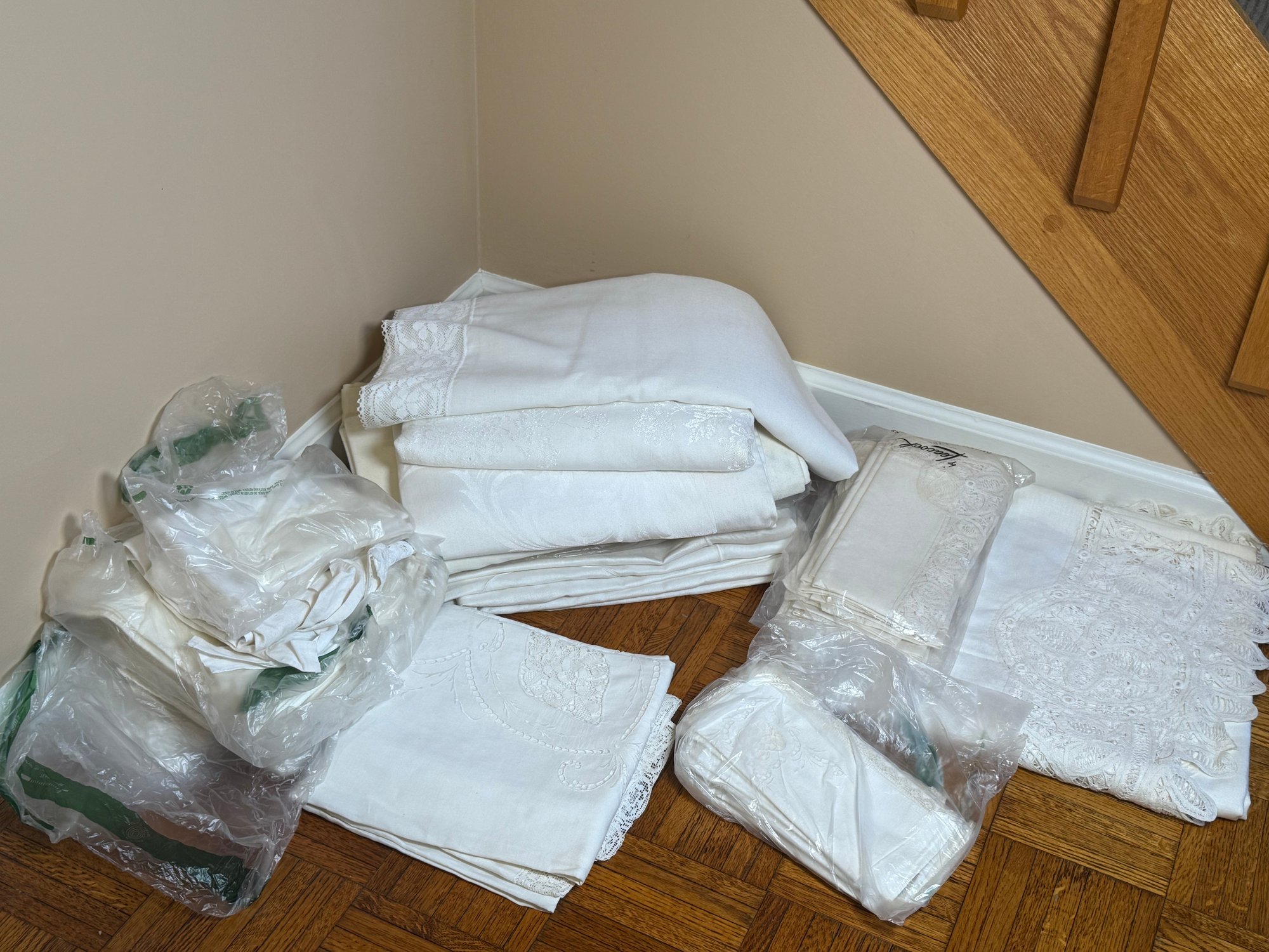 Large Collection Of Vintage Linens #40875509 | Auctionninja.com
