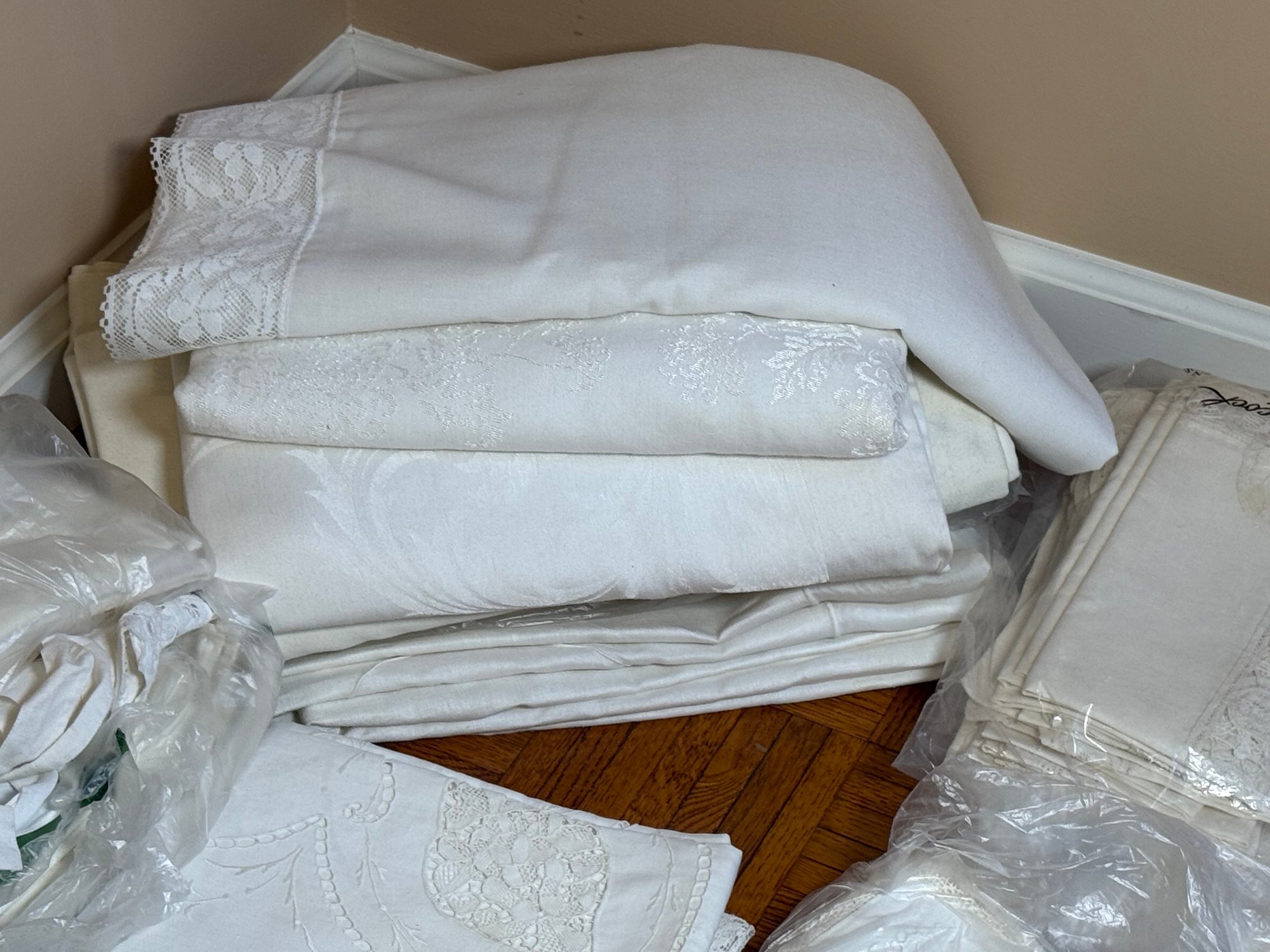 Large Collection Of Vintage Linens #40875509 | Auctionninja.com