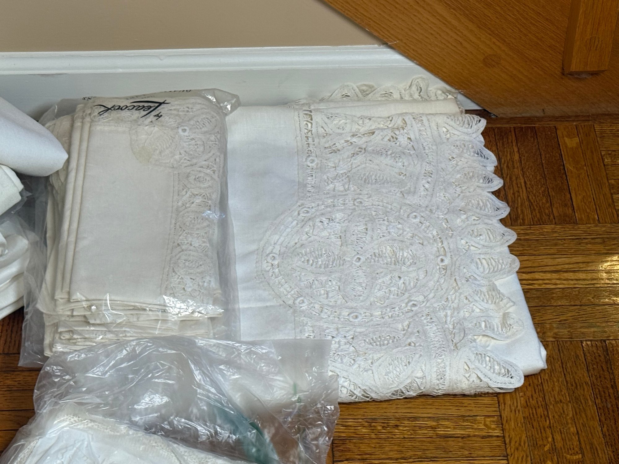 Large Collection Of Vintage Linens #40875509 | Auctionninja.com