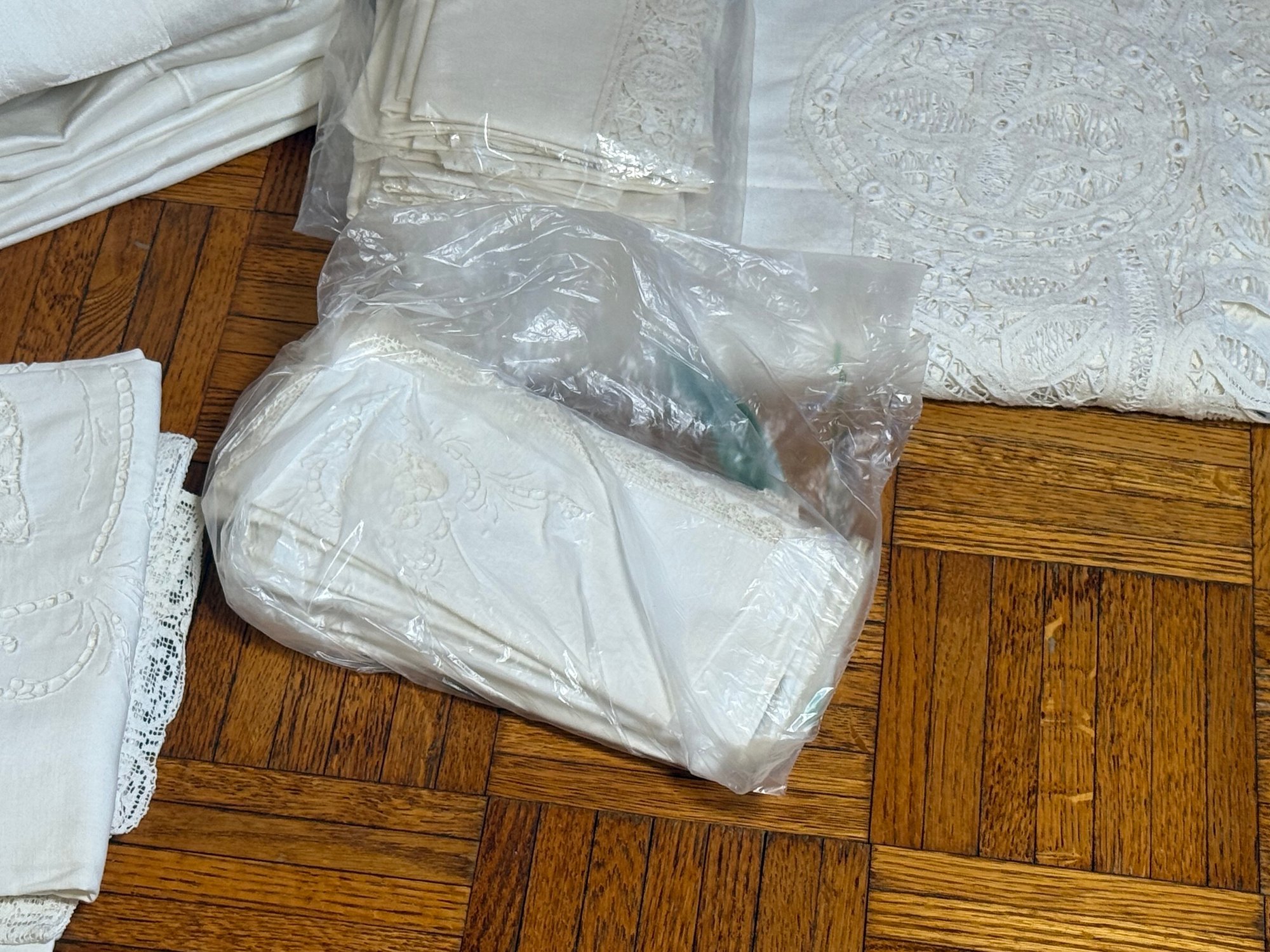 Large Collection Of Vintage Linens #40875509 | Auctionninja.com