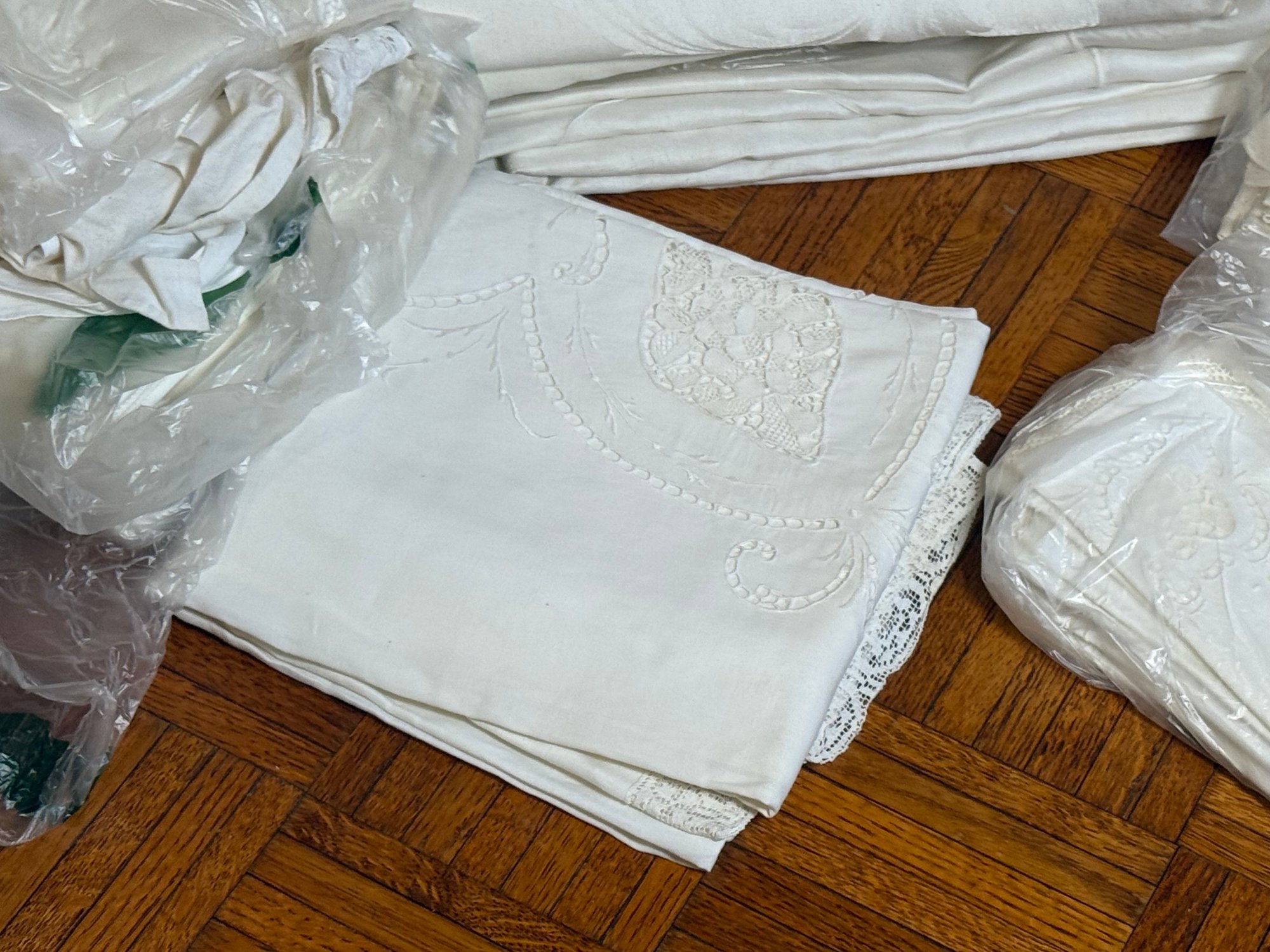 Large Collection Of Vintage Linens #40875509 | Auctionninja.com