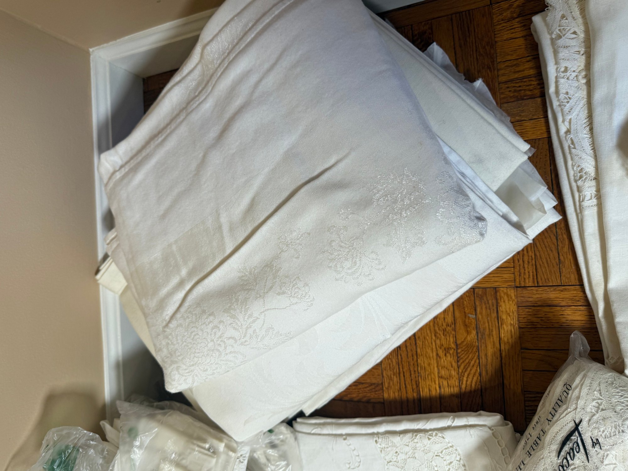Large Collection Of Vintage Linens #40875509 | Auctionninja.com