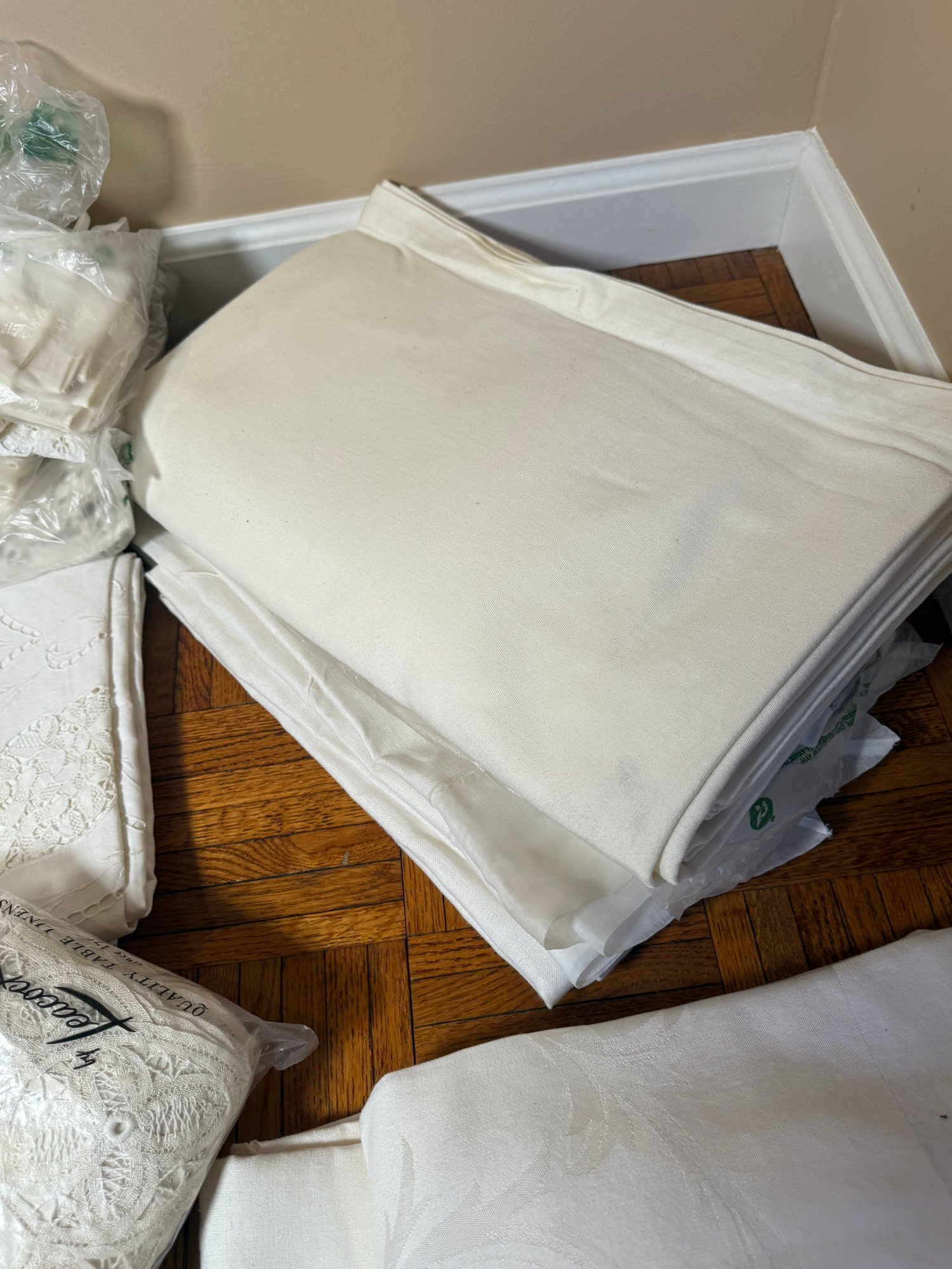 Large Collection Of Vintage Linens #40875509 | Auctionninja.com