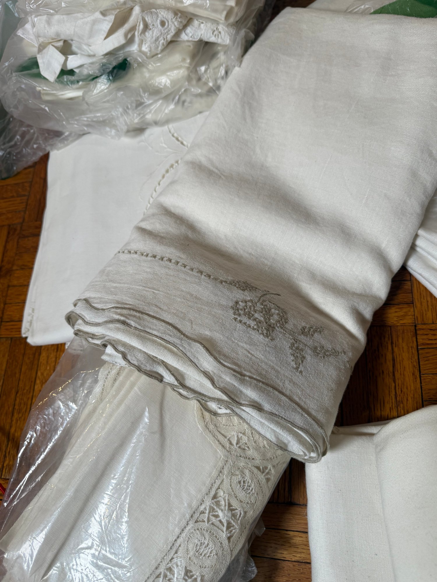 Large Collection Of Vintage Linens #40875509 | Auctionninja.com