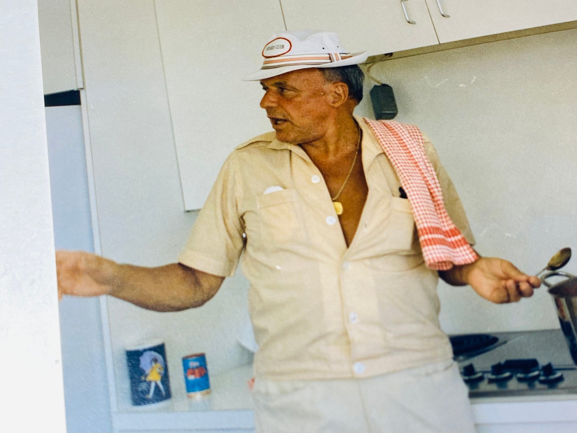 RARE! Original Photos Of Frank Sinatra Cooking At Home With His Friends ...