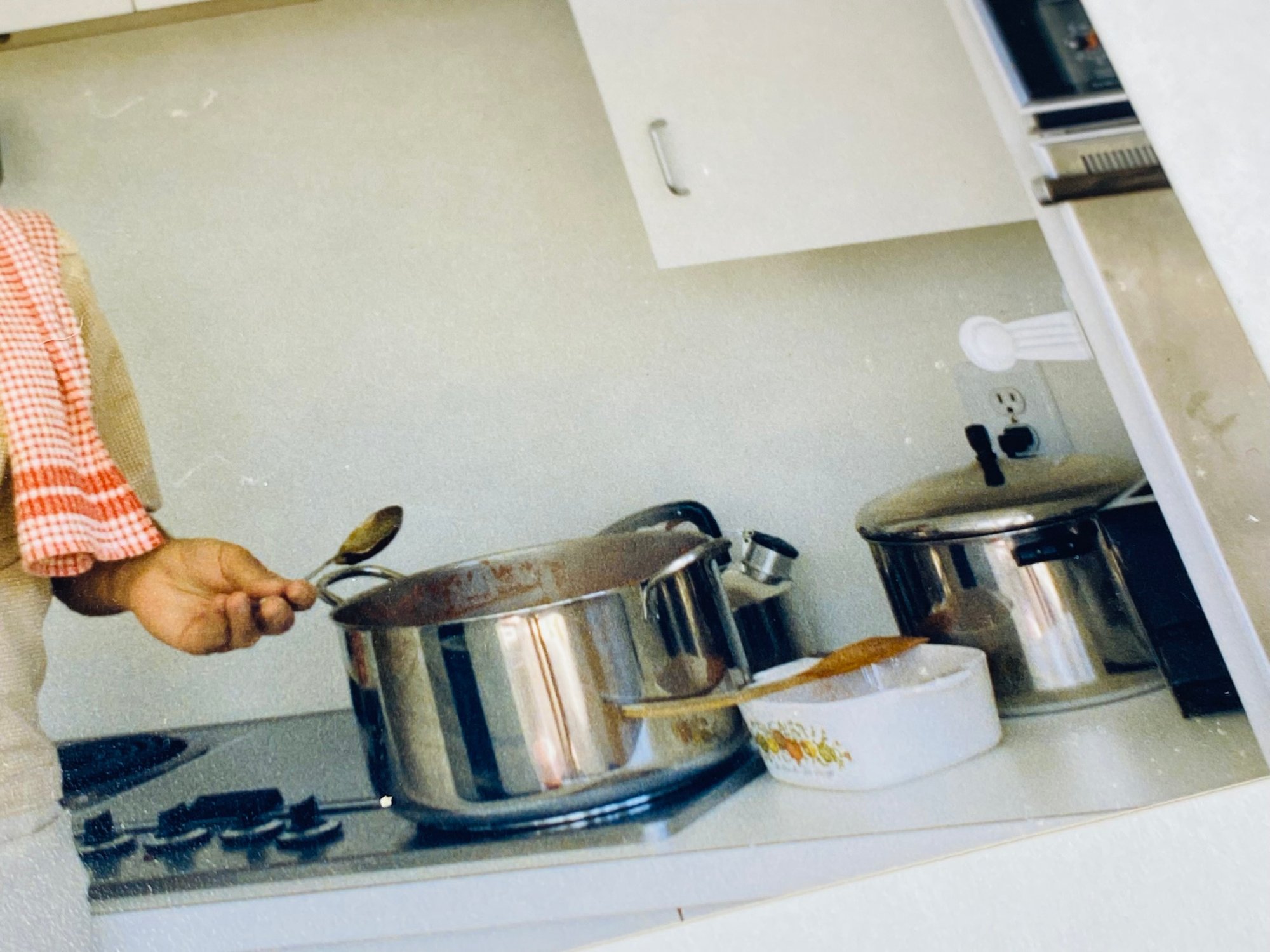 RARE! Original Photos Of Frank Sinatra Cooking At Home With His Friends ...