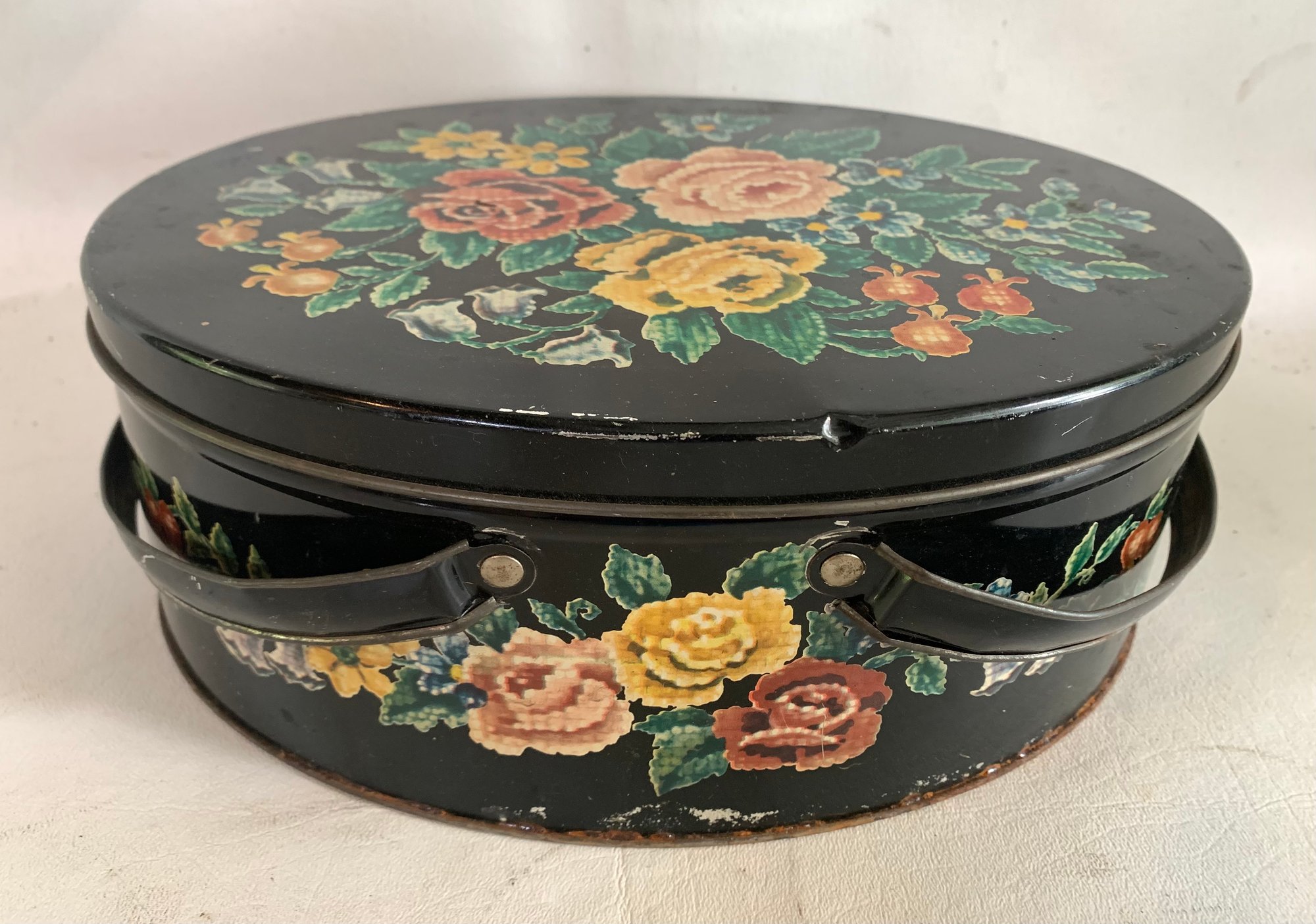 Pretty Vintage Tin Sewing Box #1946165 | Auctionninja.com