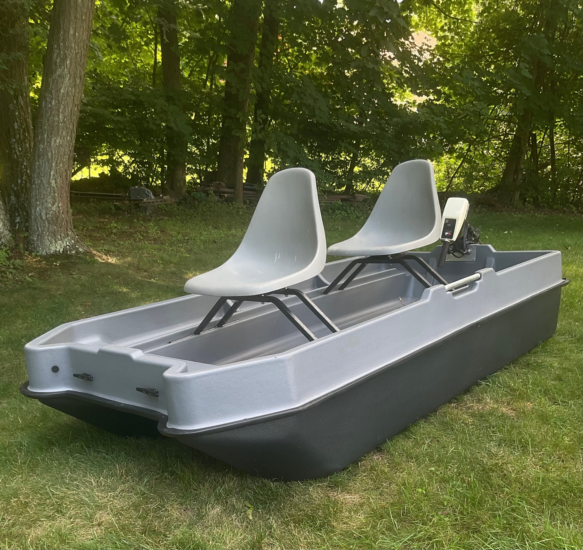 Sundolphin 2 Person Fishing Boat #2153901 | Auctionninja.com