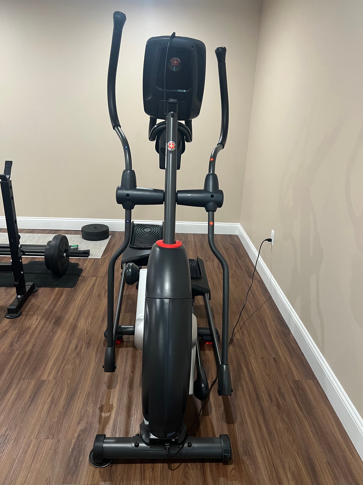 Schwinn 470 Elliptical Exercise Machine With Precision Path Foot Pads ...