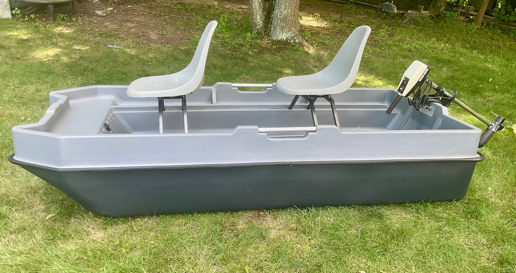 Sundolphin 2 Person Fishing Boat #2153901 | Auctionninja.com