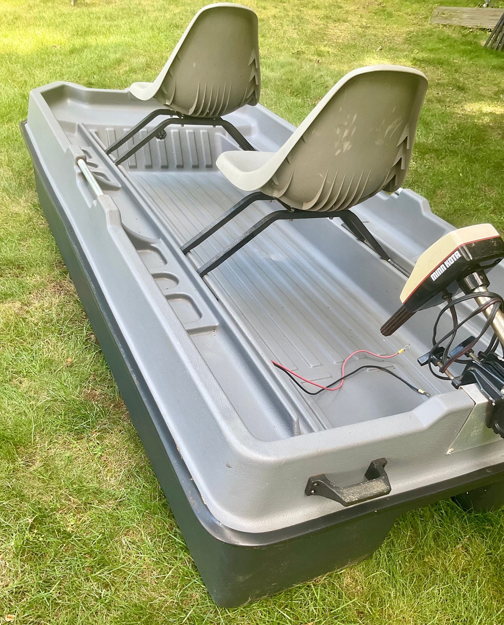 Sundolphin 2 Person Fishing Boat #2153901 | Auctionninja.com