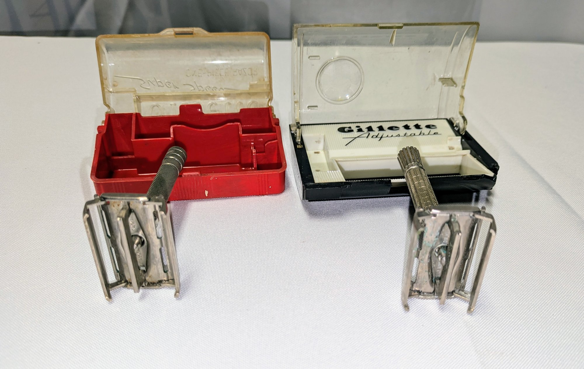 Set Of 2 Vintage Gillette Razors #2044934 | Auctionninja.com