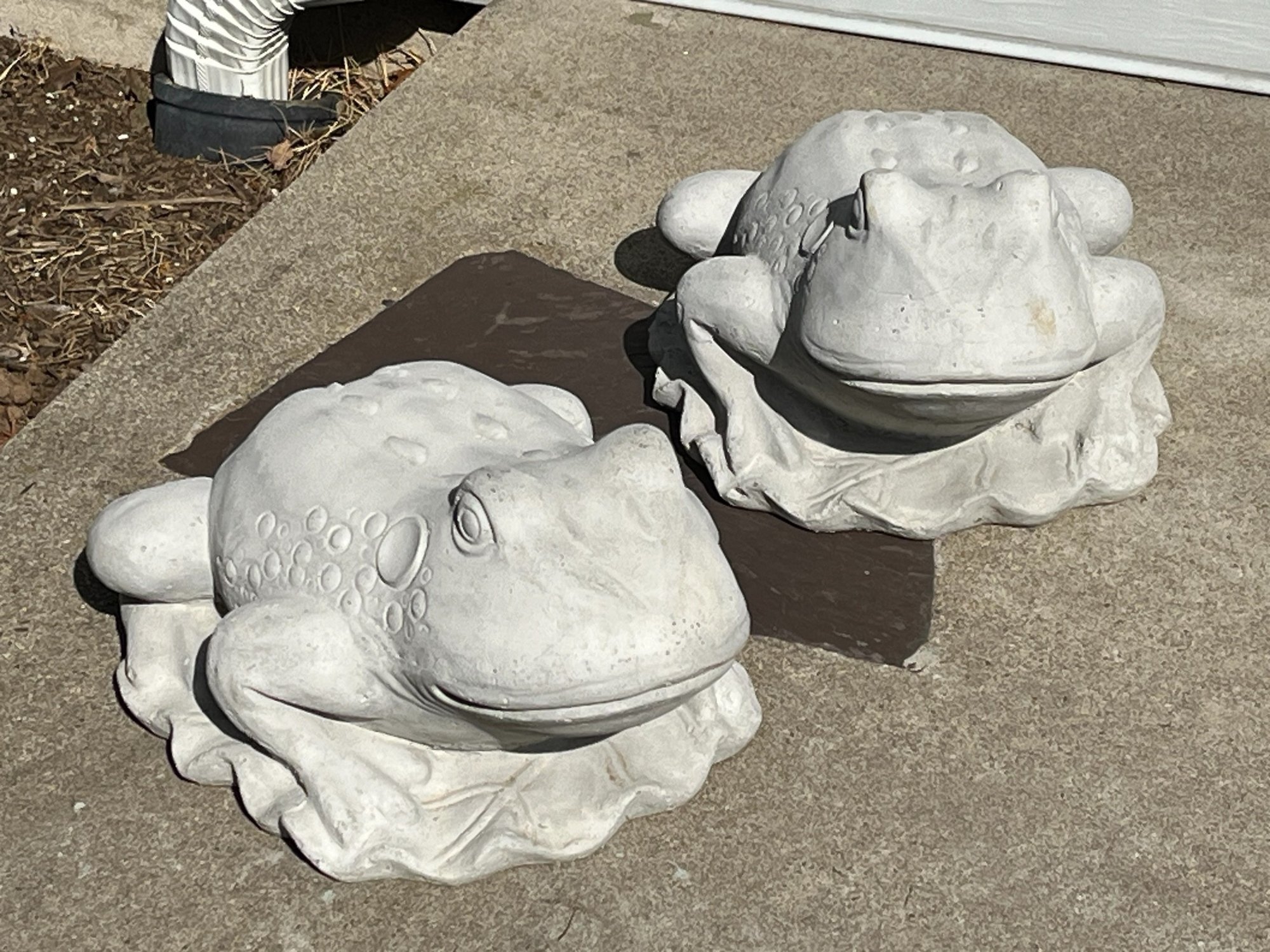 A Pair Of Frogs For The Garden #40829489 | Auctionninja.com