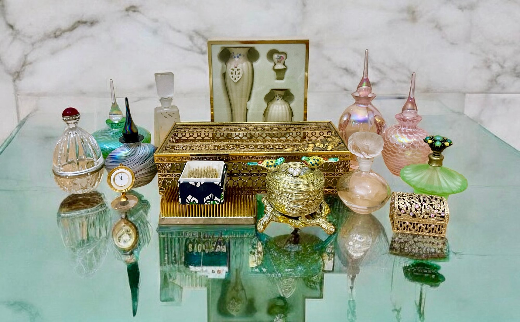Collection Of Charming Vintage Vanity Items #1929307 | Auctionninja.com