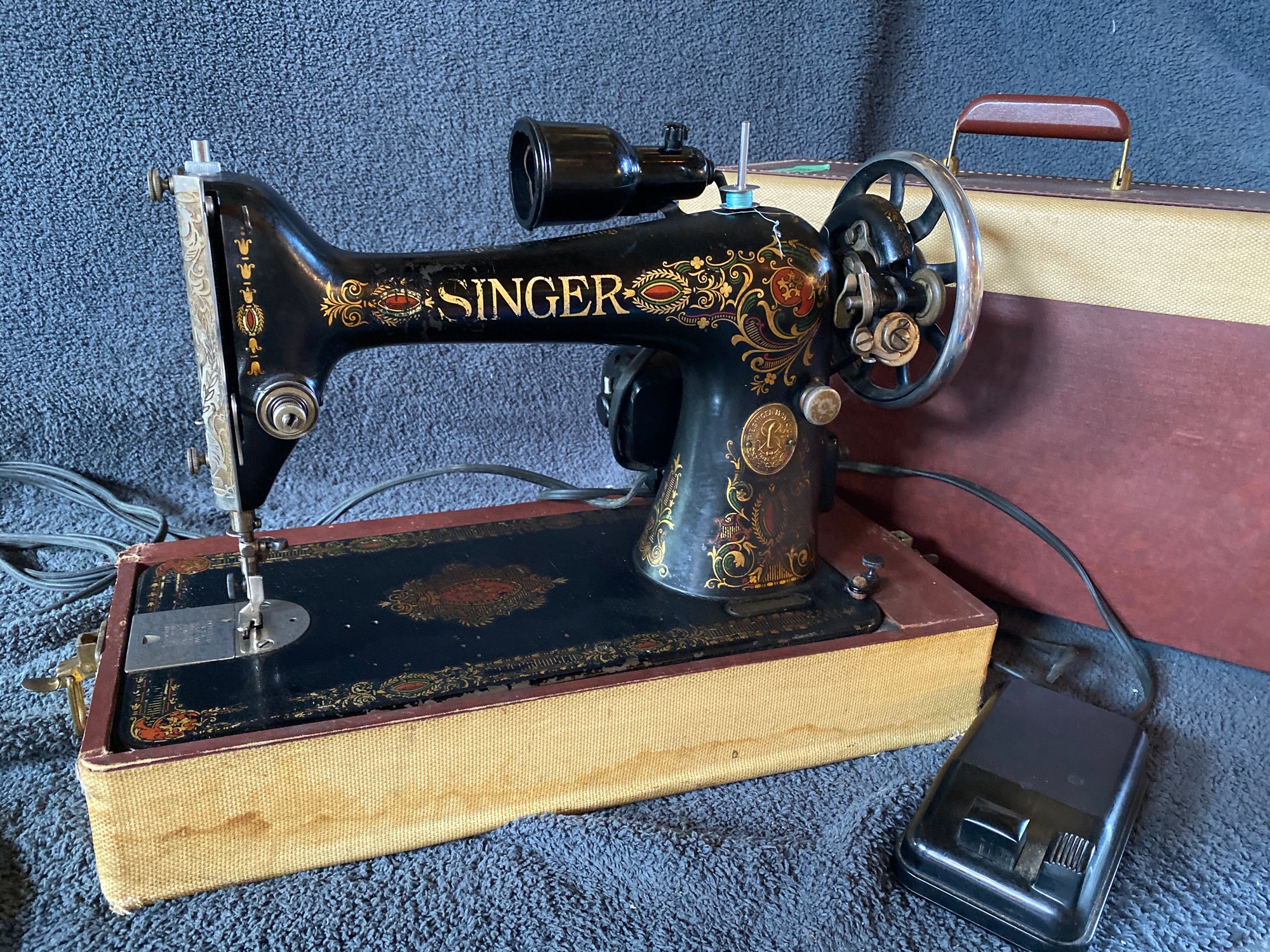 Singer Sewing Machine Antique Serial Number G2550076 Powers On Motor ...