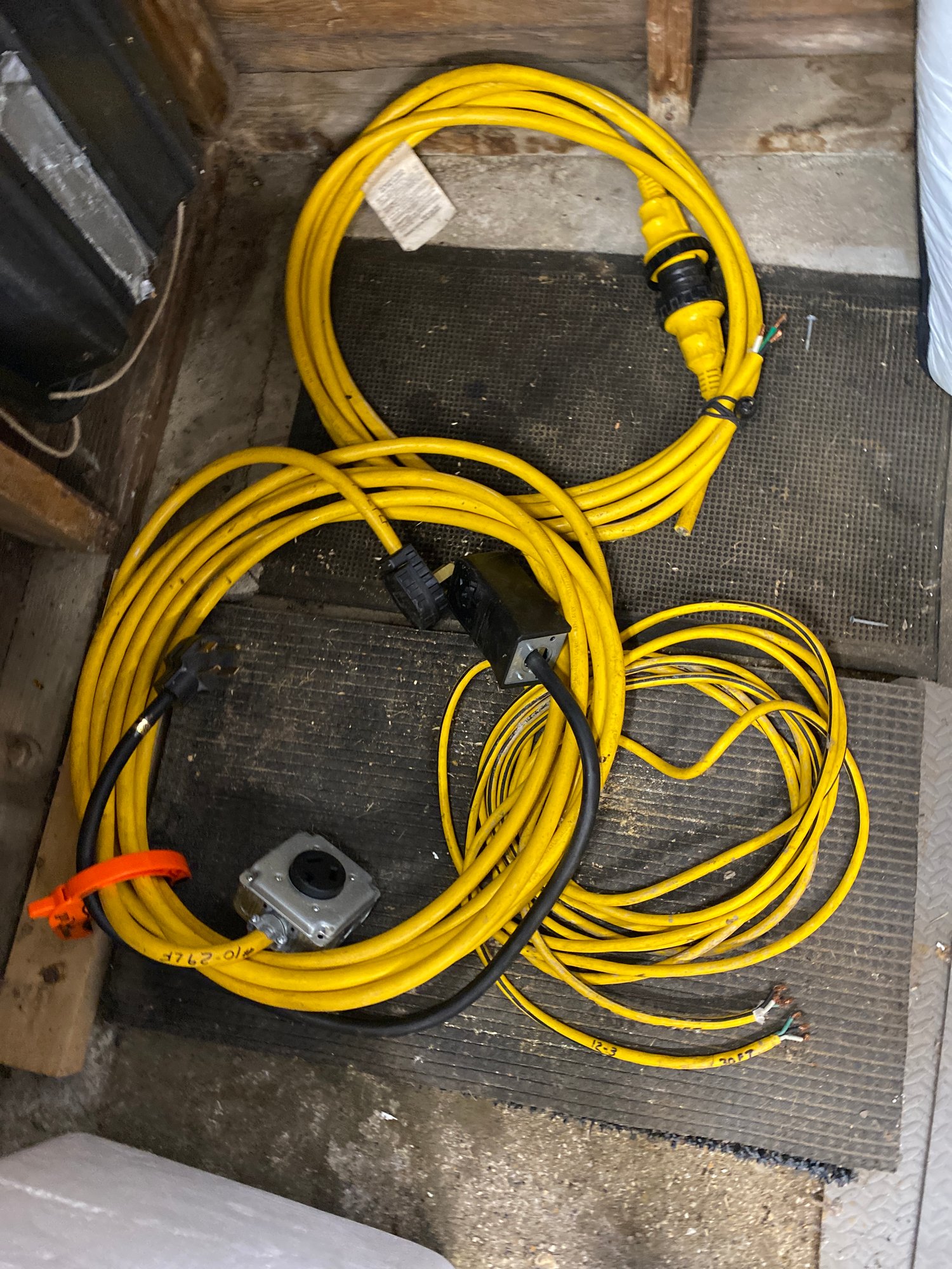Heavy Duty Power Cables 30a 125/250v See Photos #1901143 | Auctionninja.com