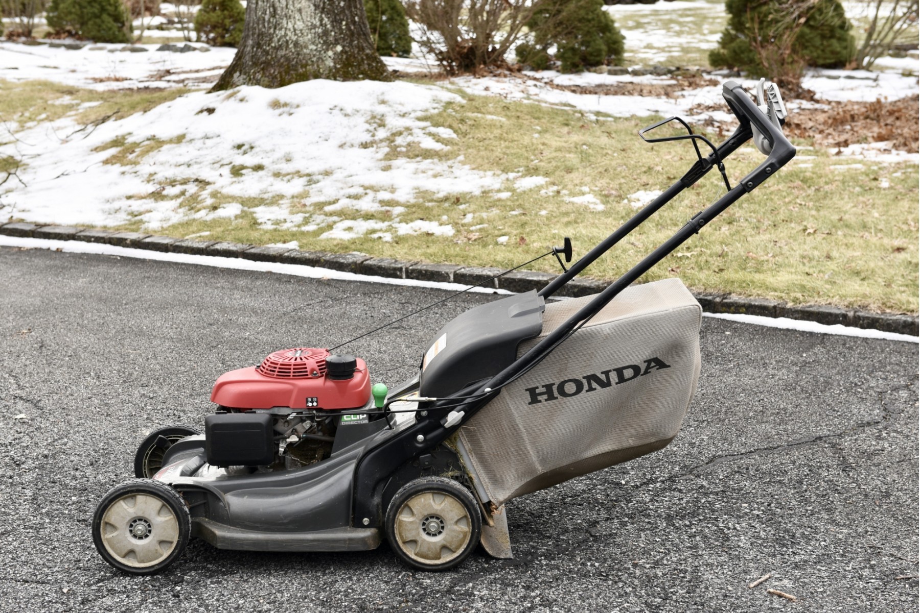 Honda 4-in-1 Versamow System Lawn Mower - Model No. HRX 217 With Manual #40626589 | Auctionninja.com