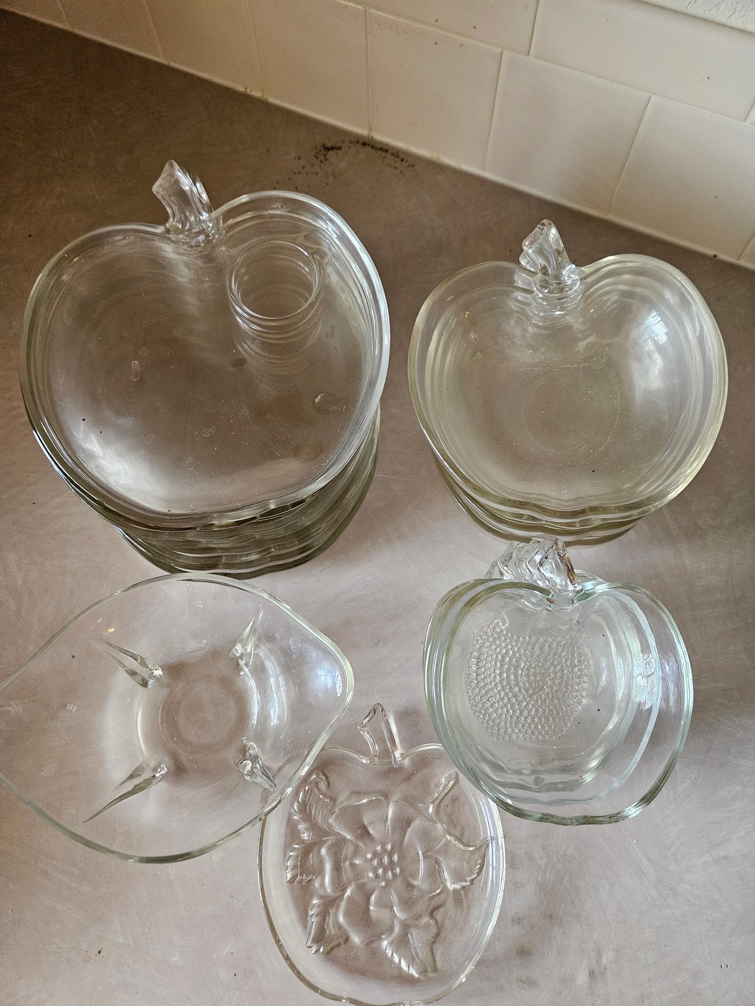 Vintage Glass Apple Plates Lot #1547 | Auctionninja.com