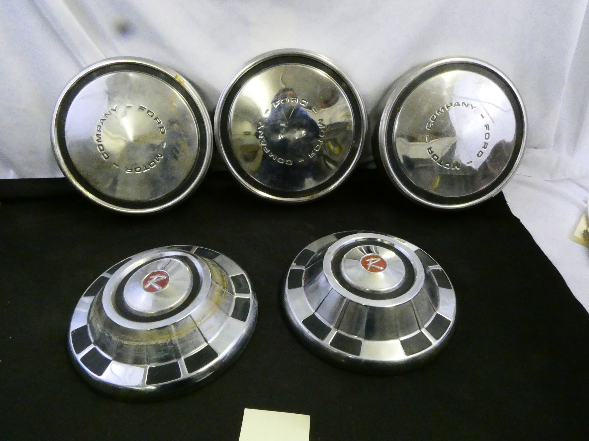 Vintage Hubcaps - 3 Ford And 2 From Nash Rambler! #10055 | Auctionninja.com
