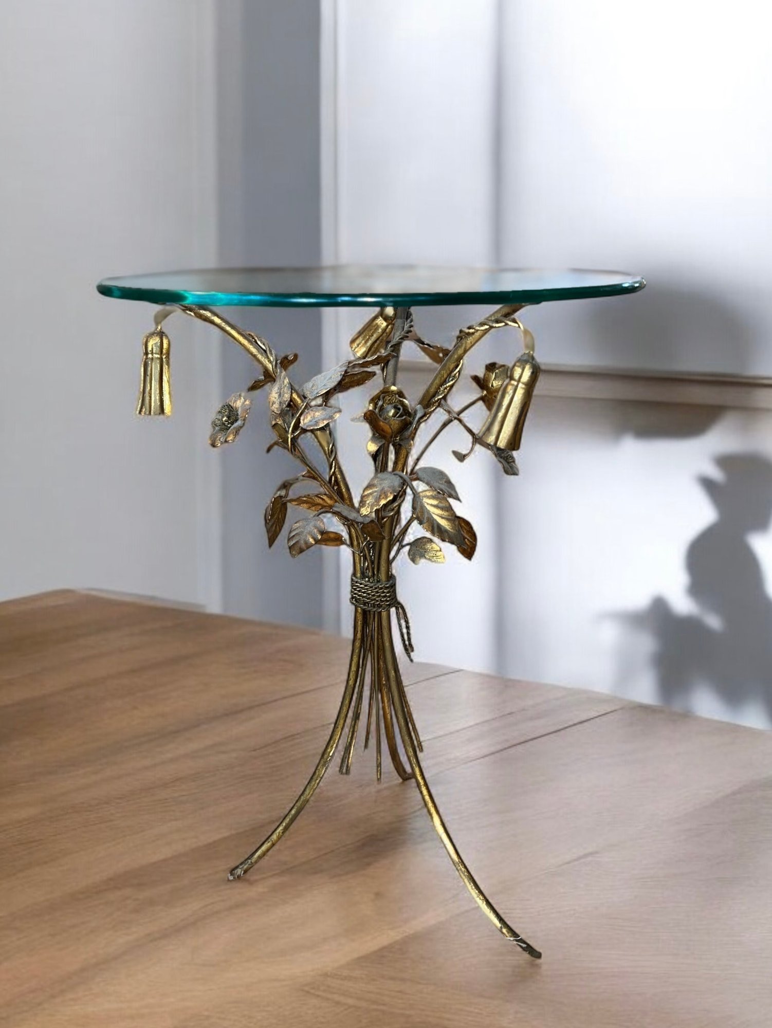 (LR) LOVELY VINTAGE GOLD FLORAL & VINE TOLE METAL BASE ACCENT TABLE WITH THICK GLASS TOP - 18 ...