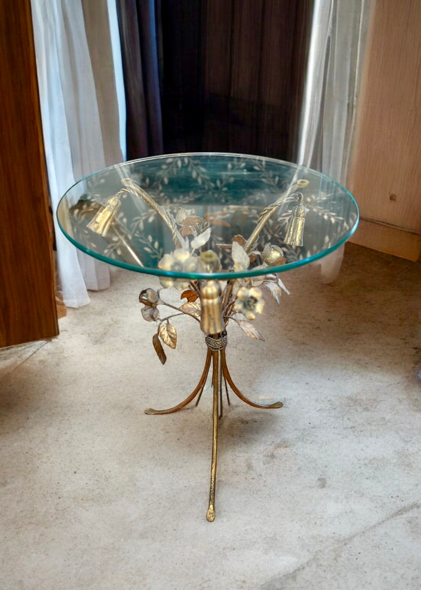 (LR) LOVELY VINTAGE GOLD FLORAL & VINE TOLE METAL BASE ACCENT TABLE WITH THICK GLASS TOP - 18 ...