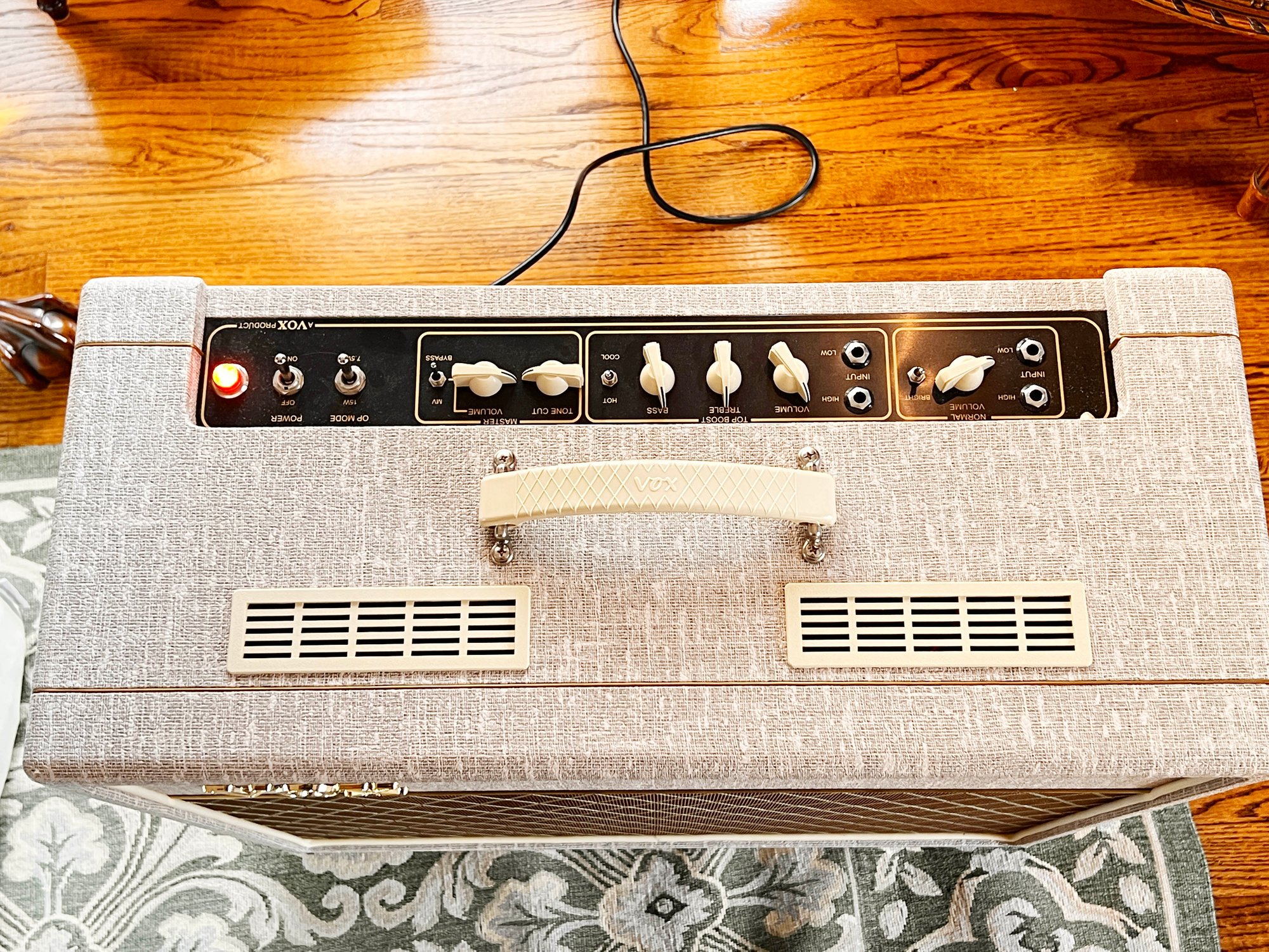 (C) PRE OWNED VOX SOLID STATE AND TUBE AMPLIFIER-MODEL AC15HW1X-WORKS W/COVER AS SHOWN #25362 ...