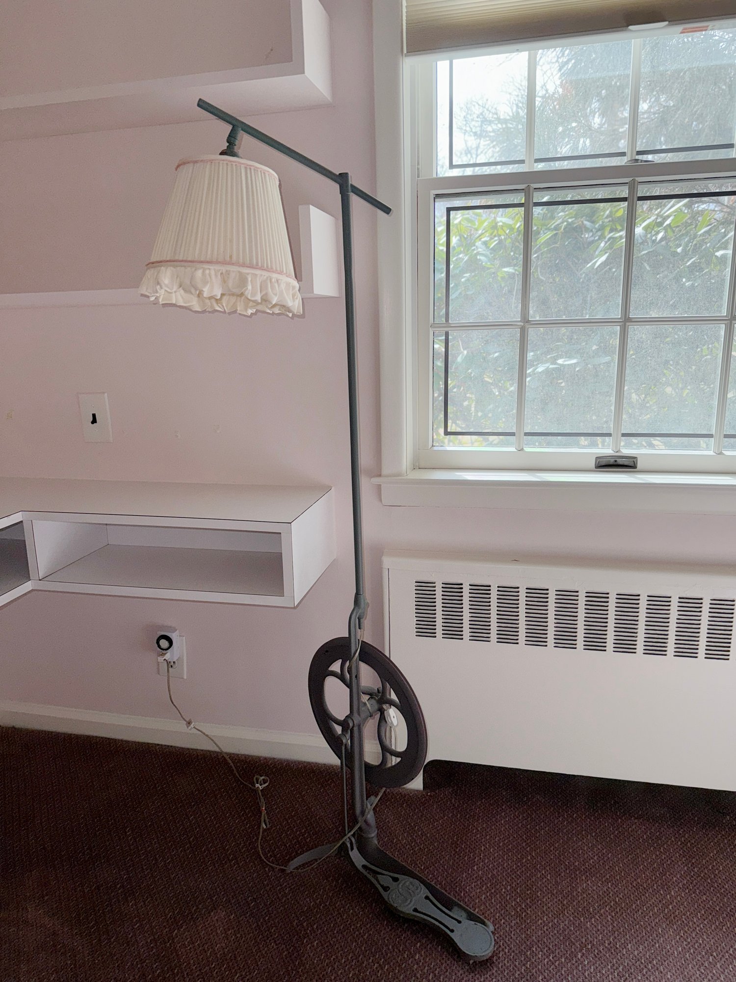 (BR) VINTAGE CAST IRON FOOT PEDAL & GEAR WHEEL MADE INTO A FLOOR LAMP ...