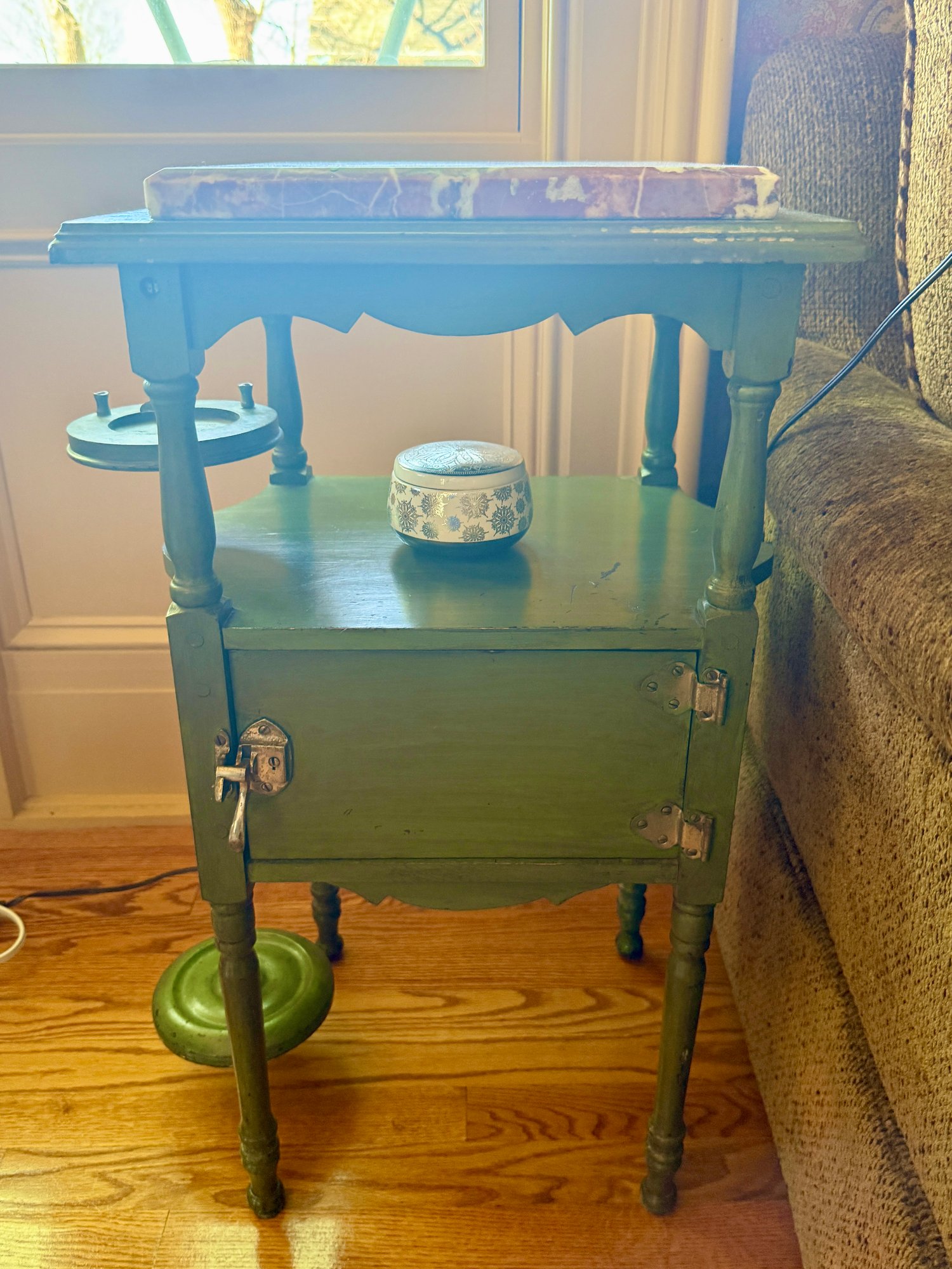 (LR) VINTAGE 1940'S CIGAR HUMIDOR WITH FREESTANDING ASHTRAY & PINK ...