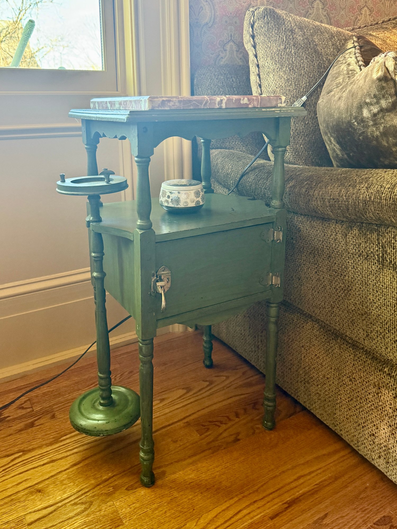 (LR) VINTAGE 1940'S CIGAR HUMIDOR WITH FREESTANDING ASHTRAY & PINK ...