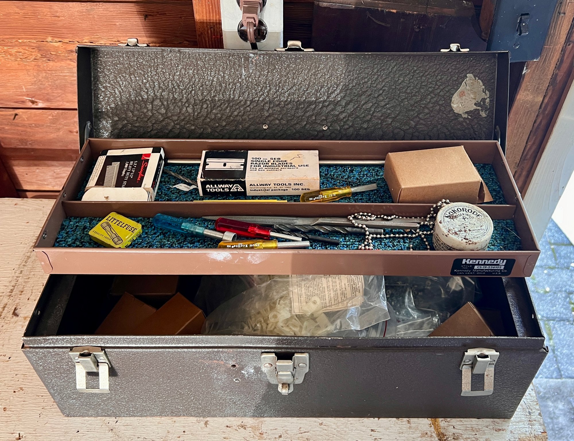 (G-2) VINTAGE KENNEDY STEEL TOOL BOX MODEL CS-19-236102 - COMPLETE WITH ...