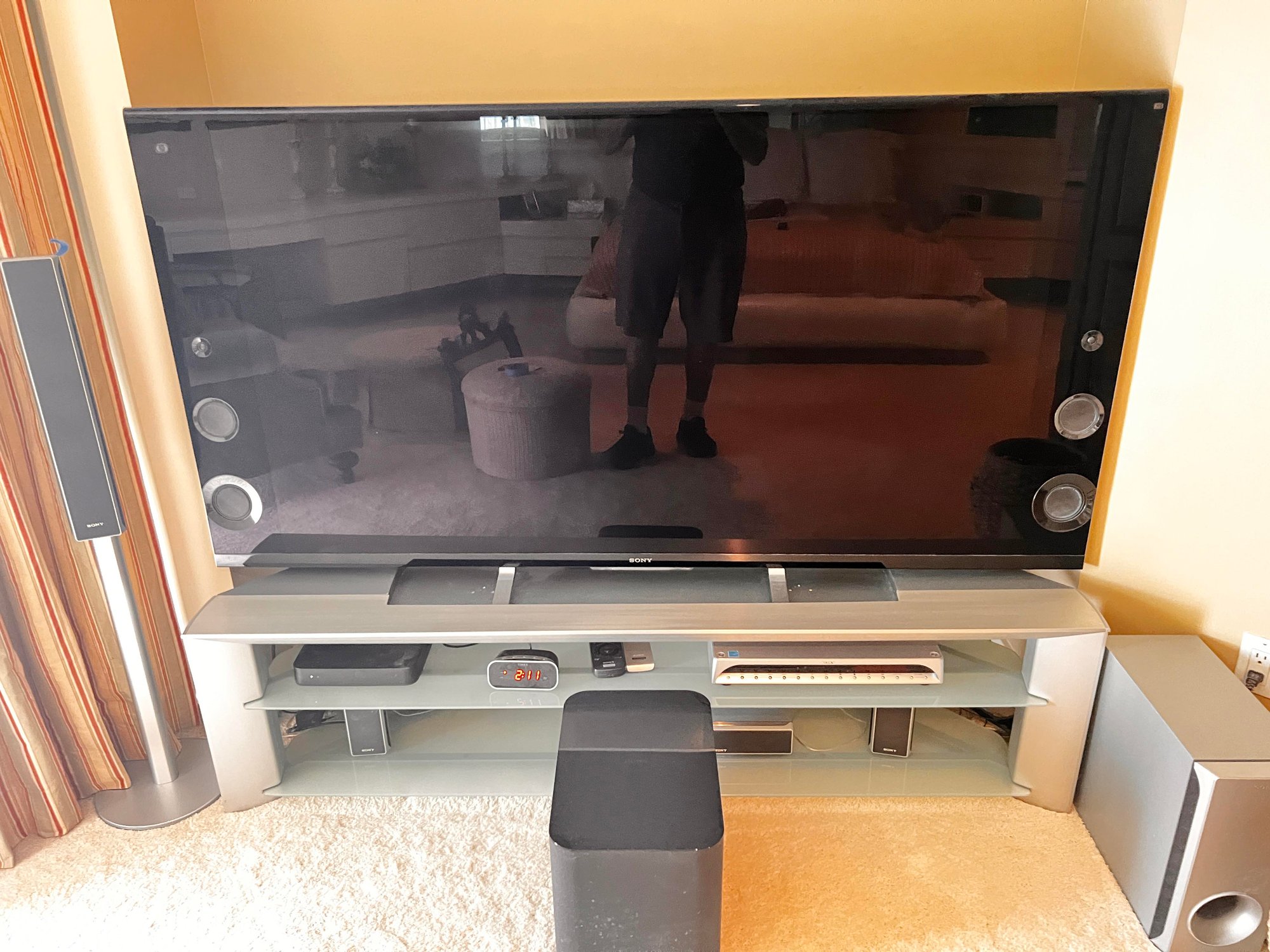 (M-1) SONY XBR-X900B-4K TV W/SIDE SPEAKERS AND REMOTE AND TV STAND ONLY ...