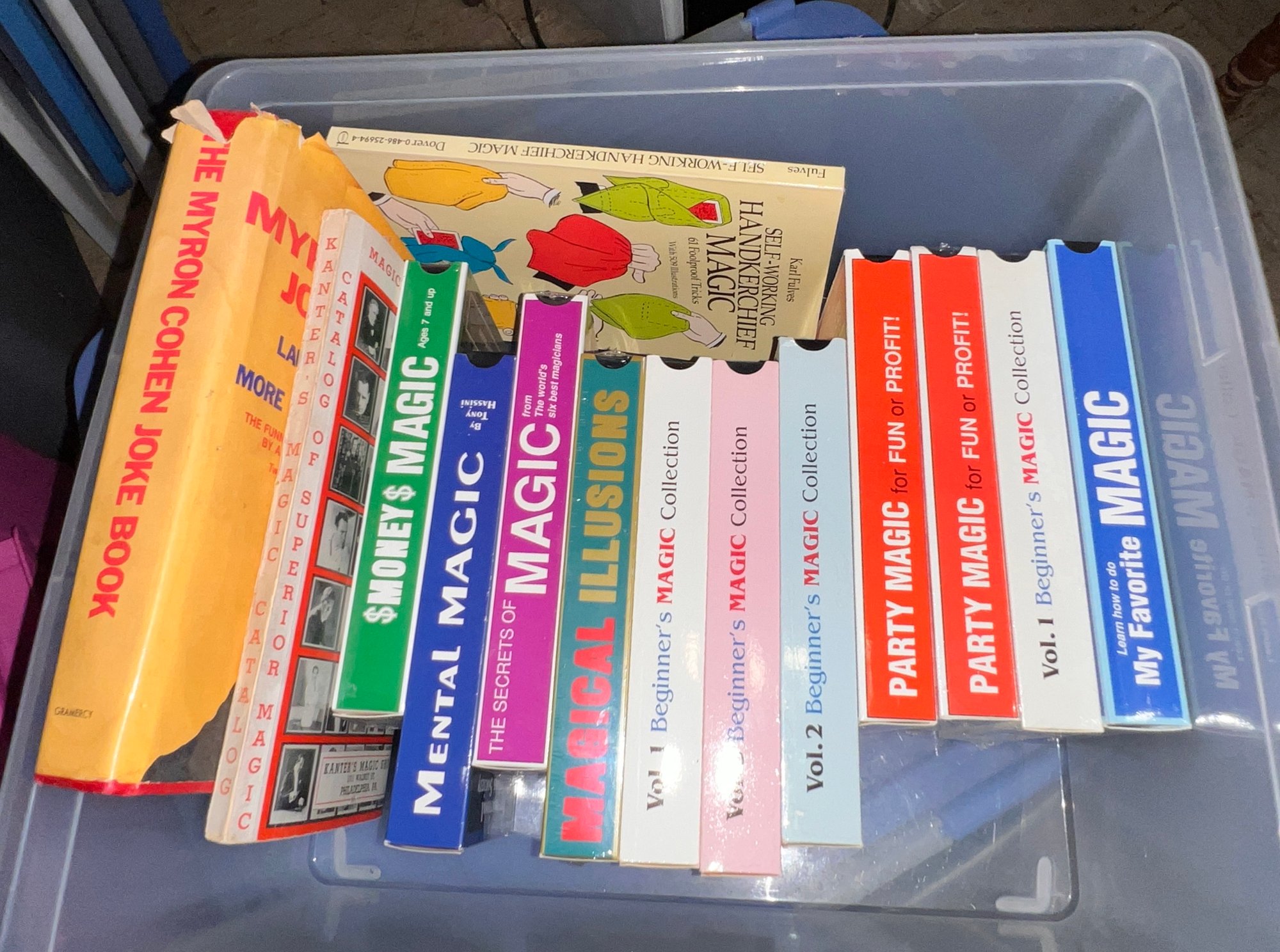 (DR) BIN OF ASSORTED VINTAGE MAGIC VHS TAPES & BOOKS #23407 ...
