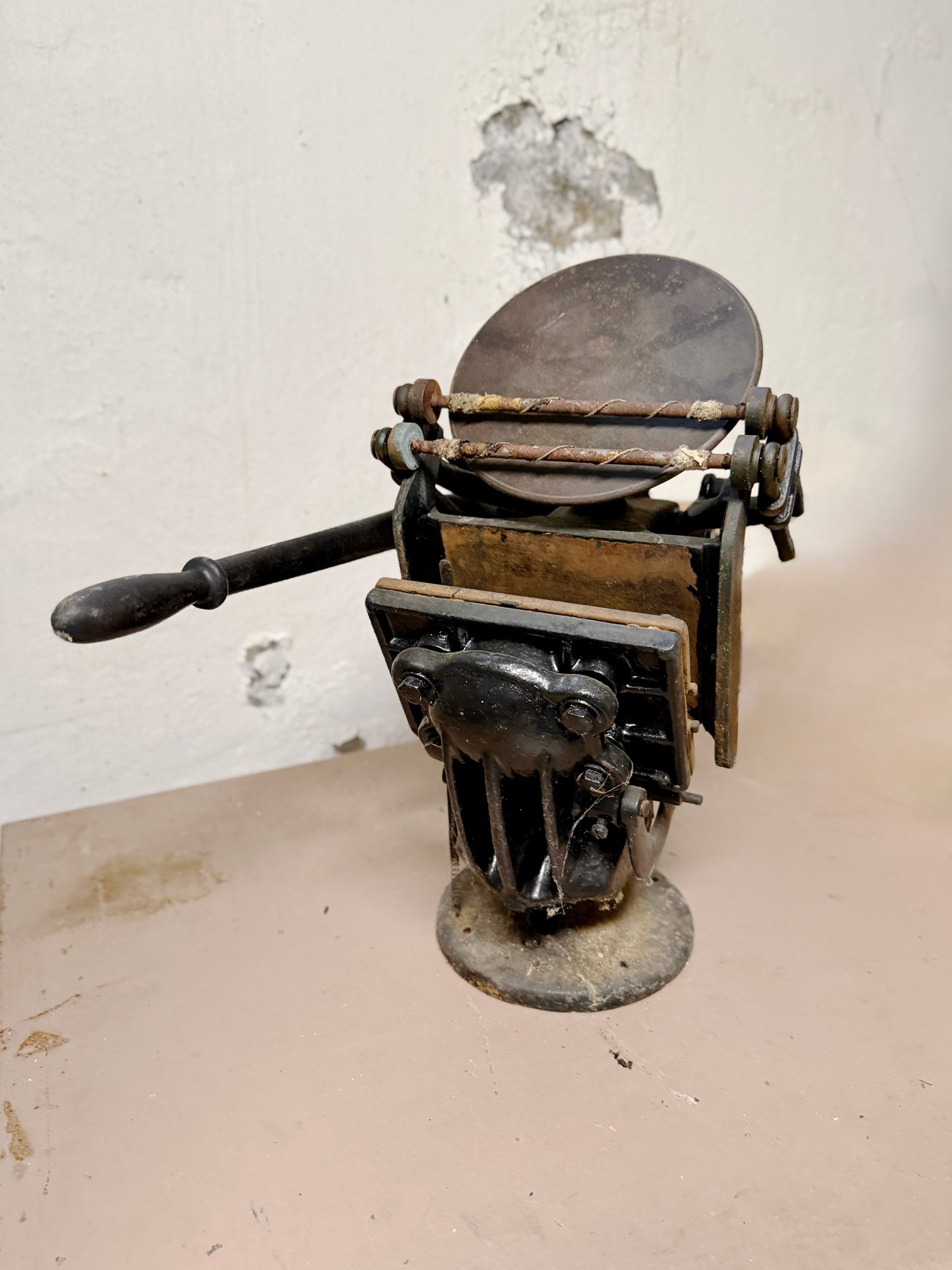 (BAS) AN ANTIQUE CAST IRON PRINTING PRESS - APPROX: 20"H #27344 ...