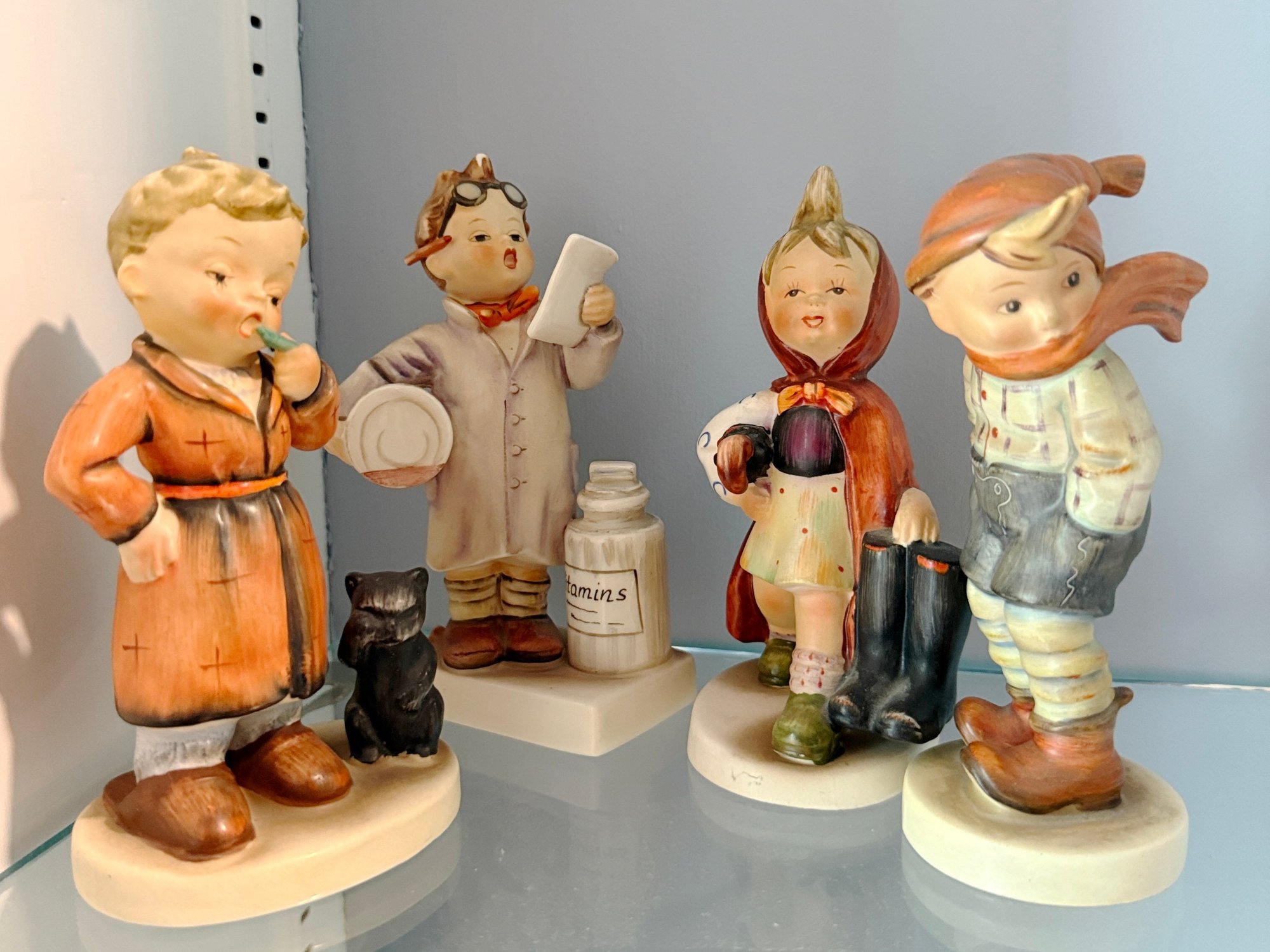(K-10) COLLECTION OF FOUR VINTAGE 1950'S PORCELAIN FIGURINES, TWO ...