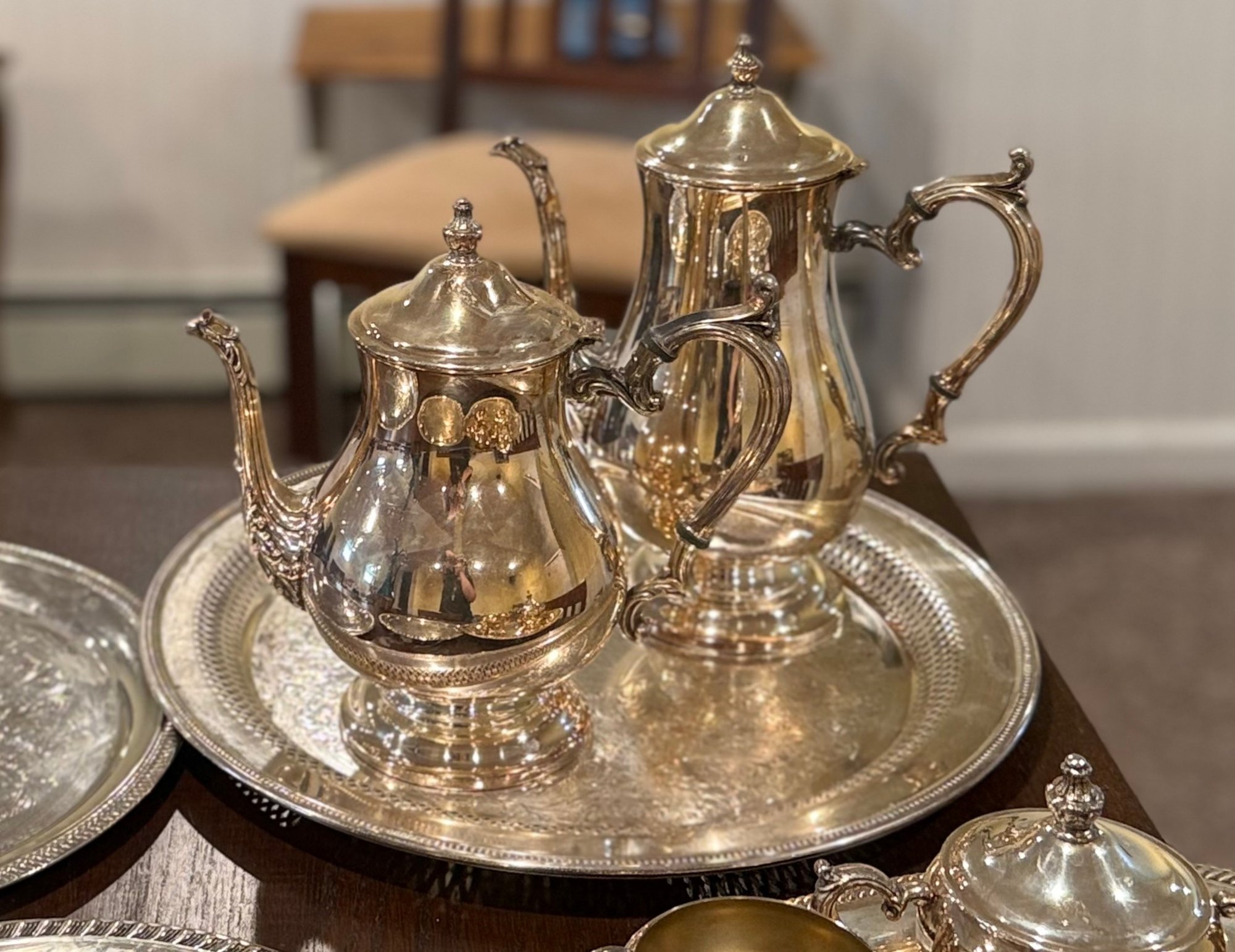 (BASE) EIGHT PIECES OF VINTAGE SILVER PLATE SERVING PIECES - TWO COFFEE ...