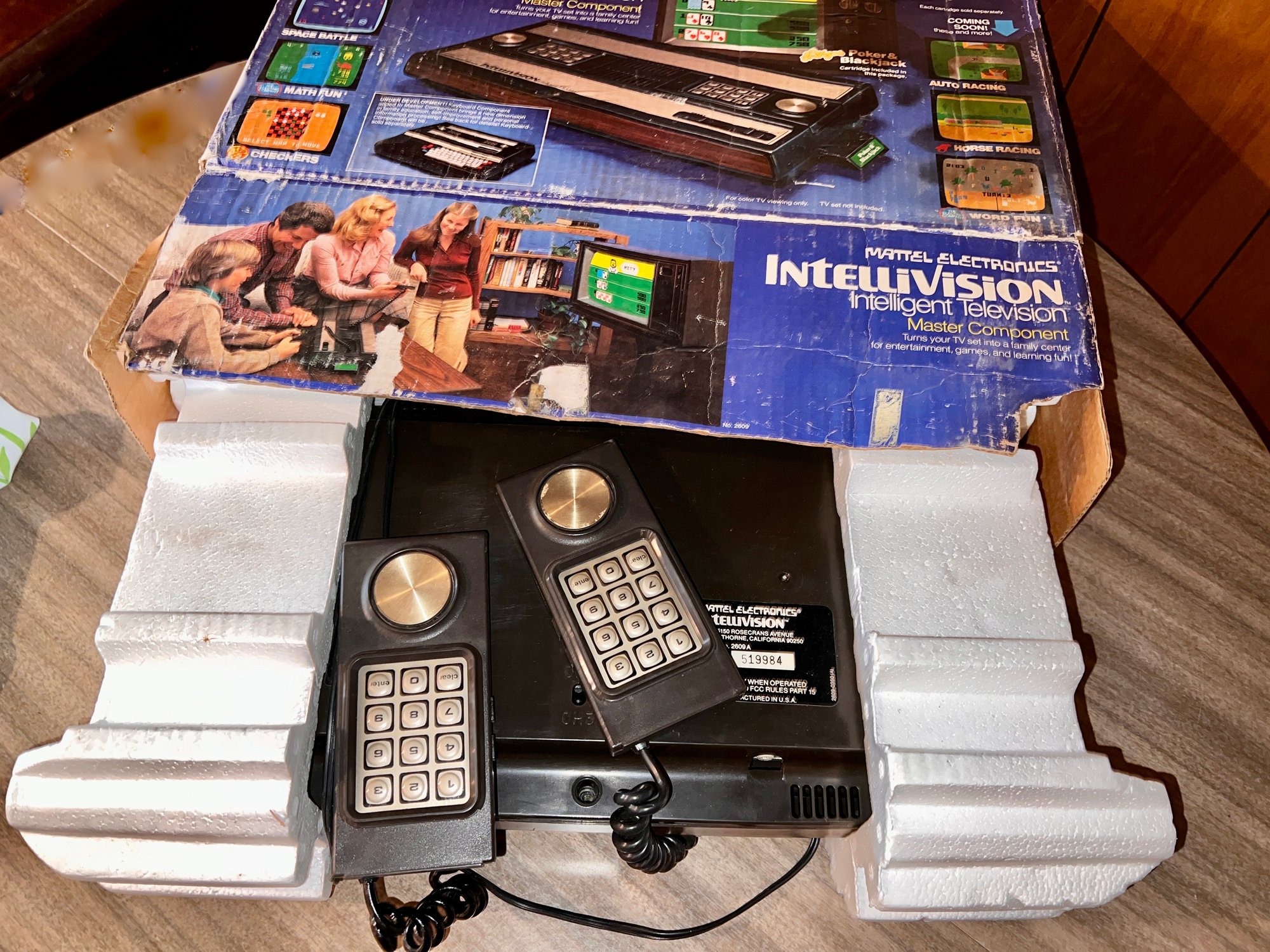 (B-13) INTELLIVISION MATTEL ELECTRONICS 1979 GAME SYSTEM IN BOX - LOOKS ...