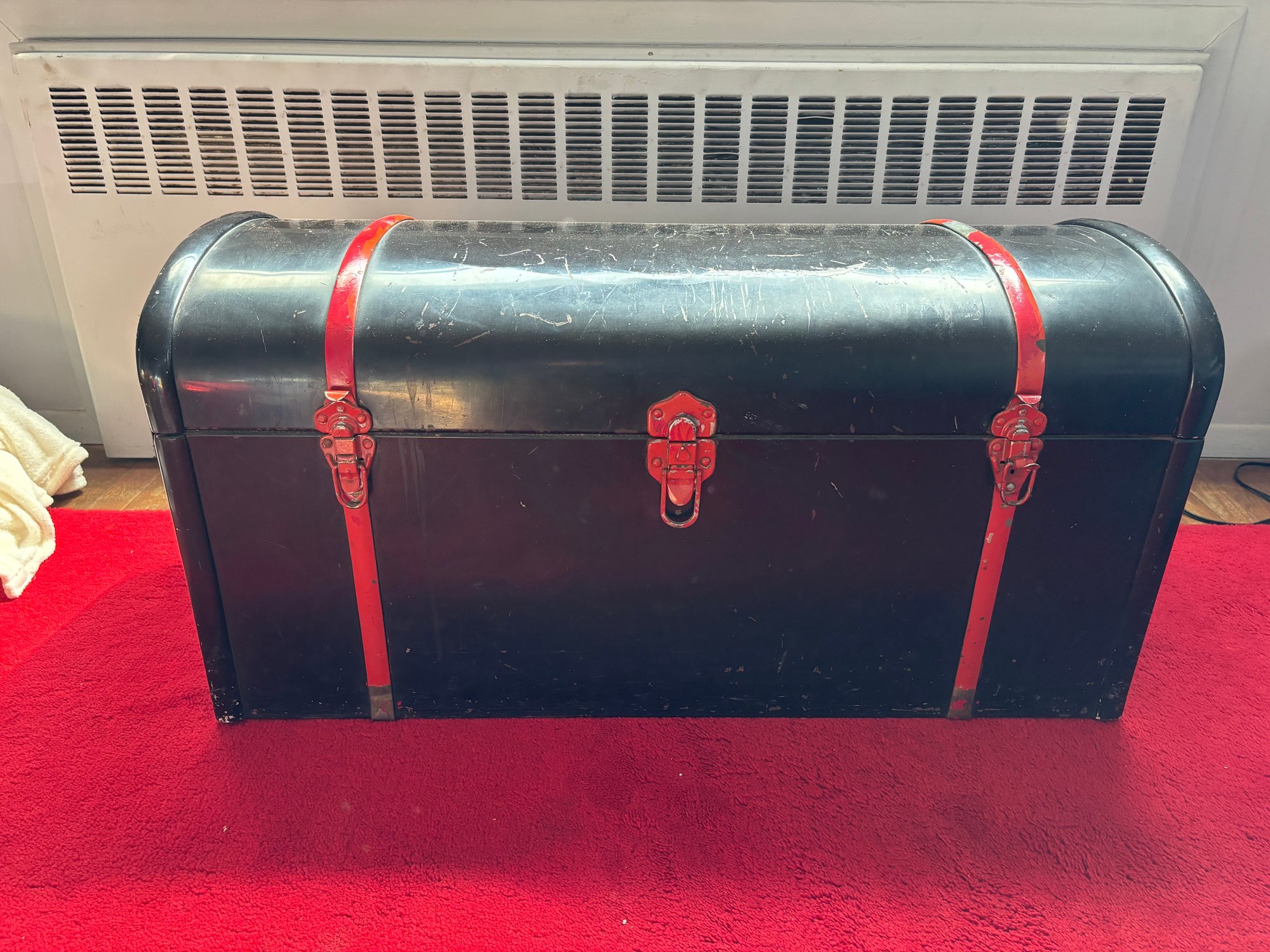 (BR) ANTIQUE CAR TRUNK, PACKARD?- BLACK METAL WITH RED BANDS, UNIQUE ...