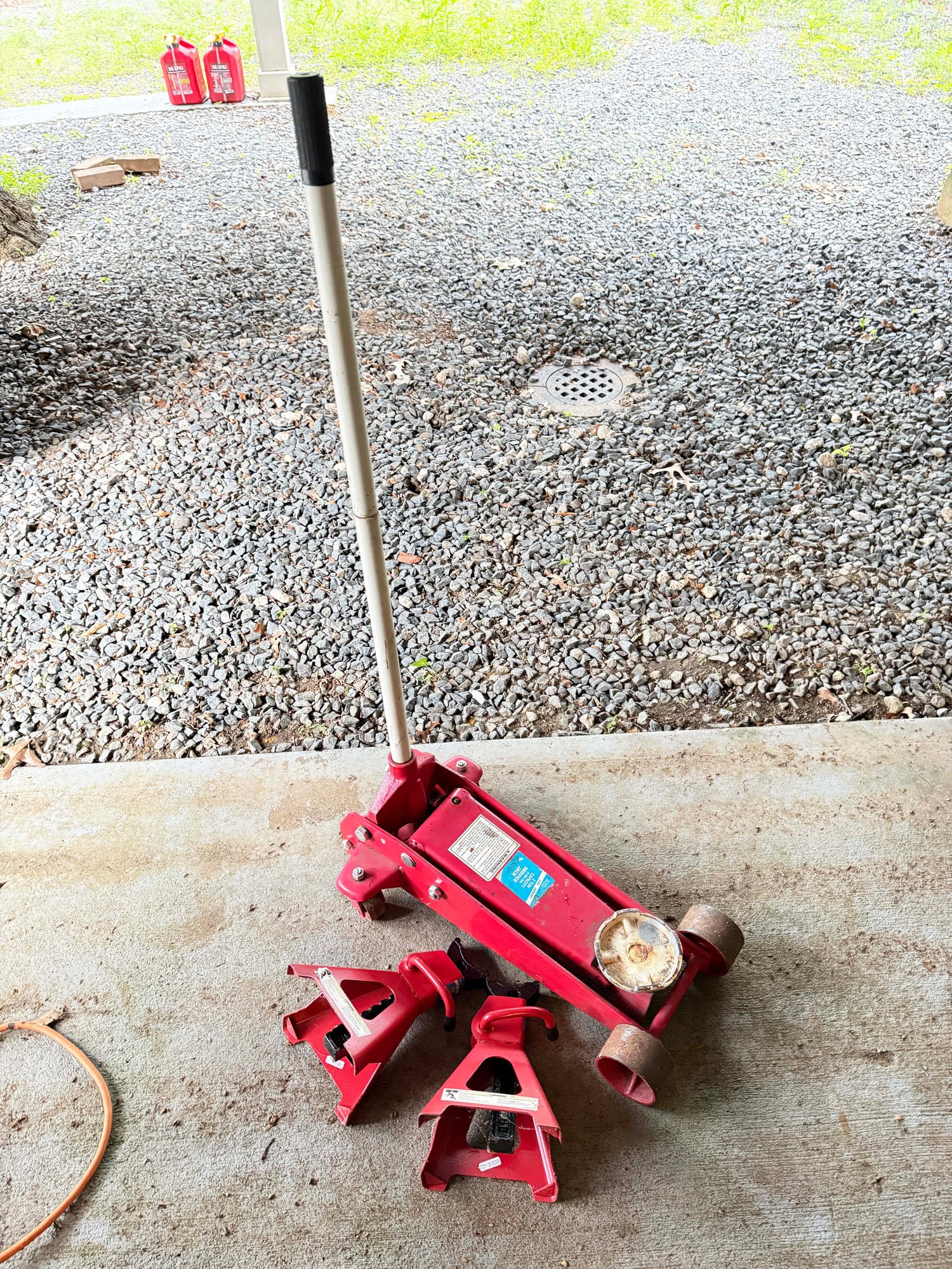 (G2-11) PRE OWNED PAIR OF 2 TON SERVICE JACK WITH PAIR OF RED JACK ...