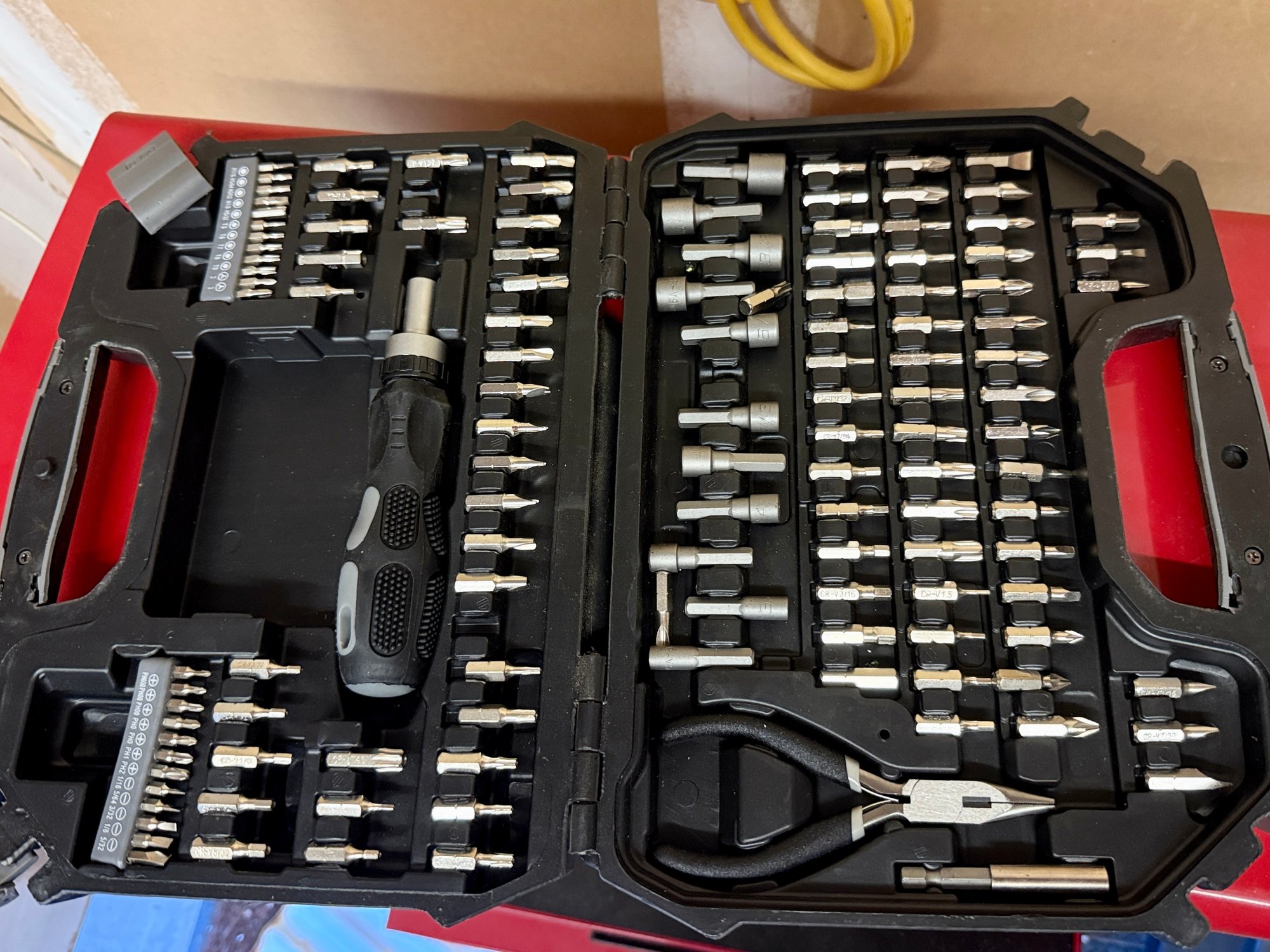(G-36) AMAZON BASICS 151 PIECE SCREWDRIVER BIT SET IN CASE , LOOKS ...