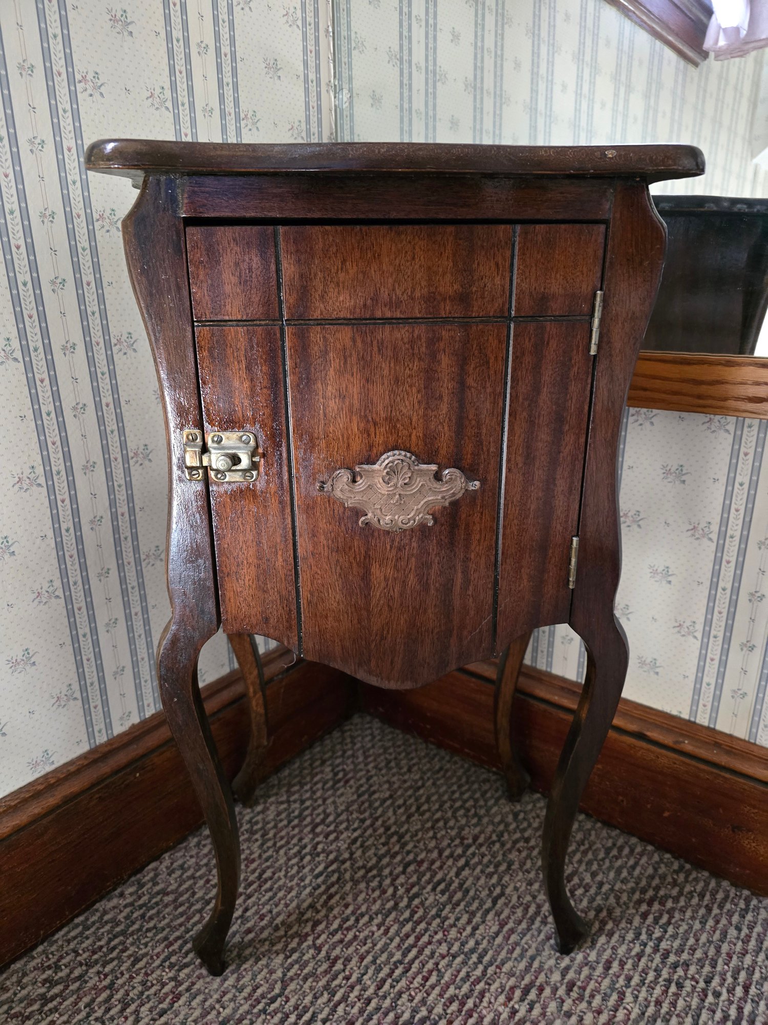 Antique Victorian Smoking Stand #1010 | Auctionninja.com