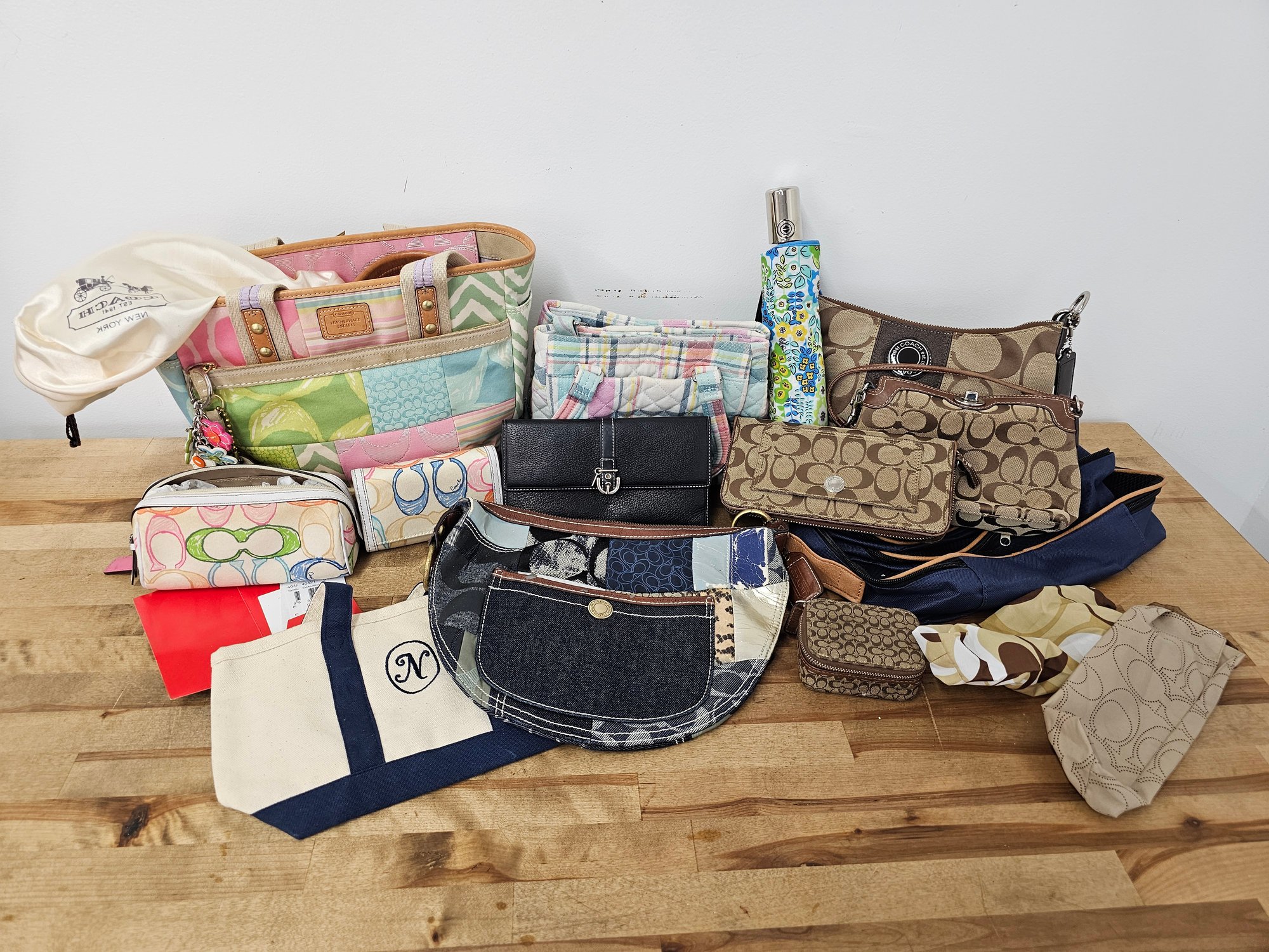 Group Lot Of Assorted Purses And Handbags #1315 | Auctionninja.com