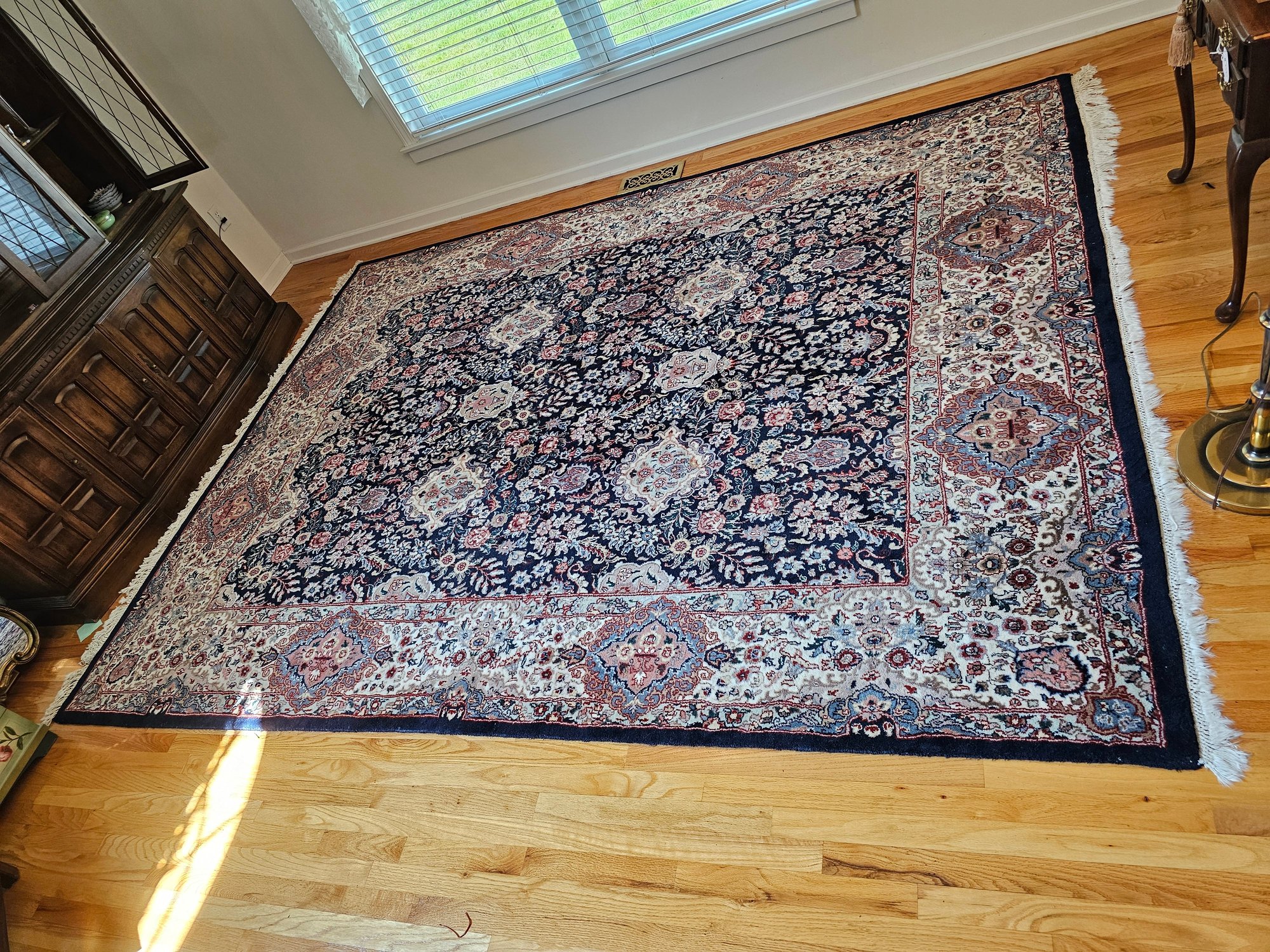 Room Sized Persian Style Wool Rug - 122.5" X 93.5" #2556 | Auctionninja.com