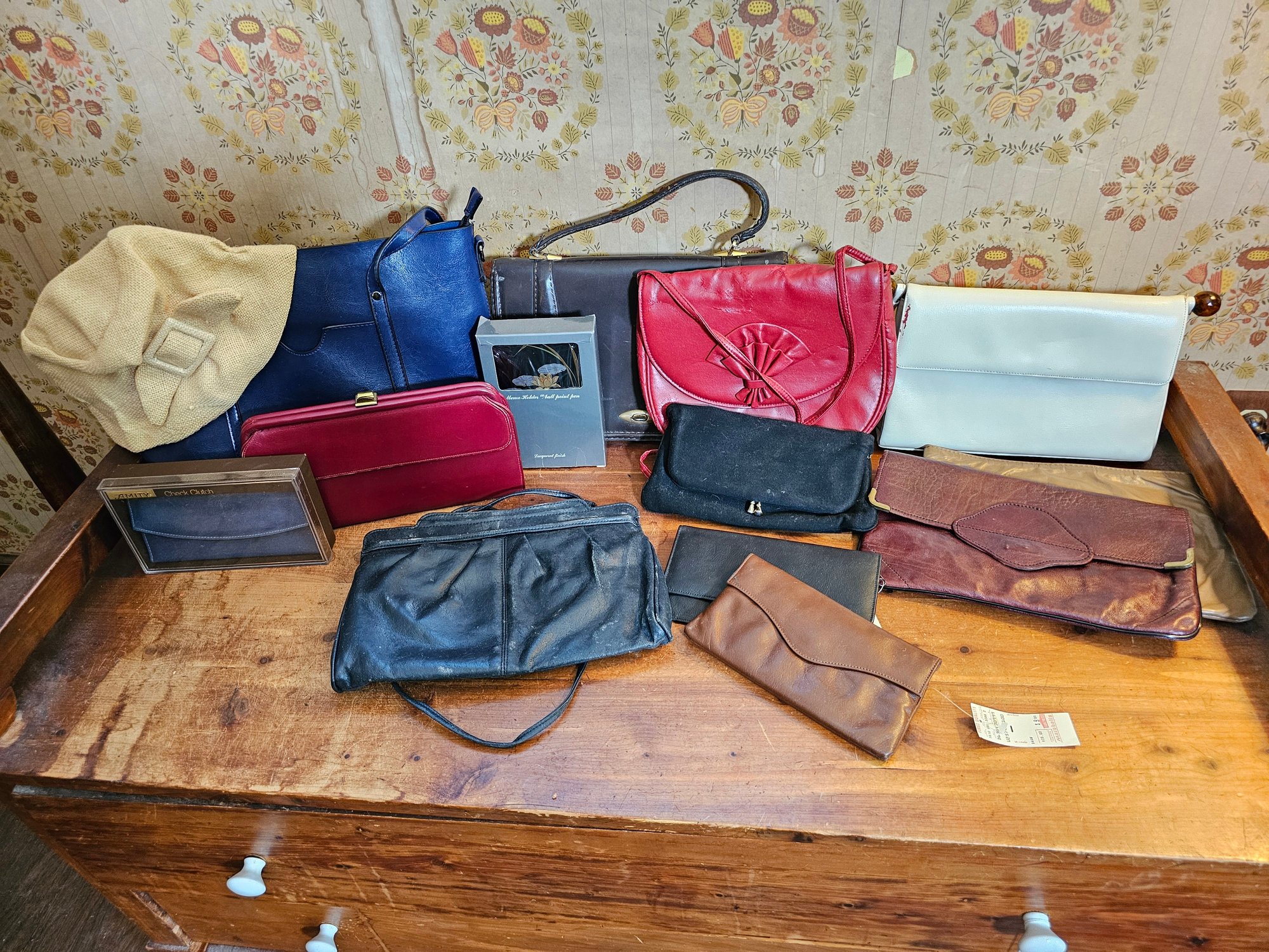 Estate Found Lot Of Purses / Handbags #3366 | Auctionninja.com