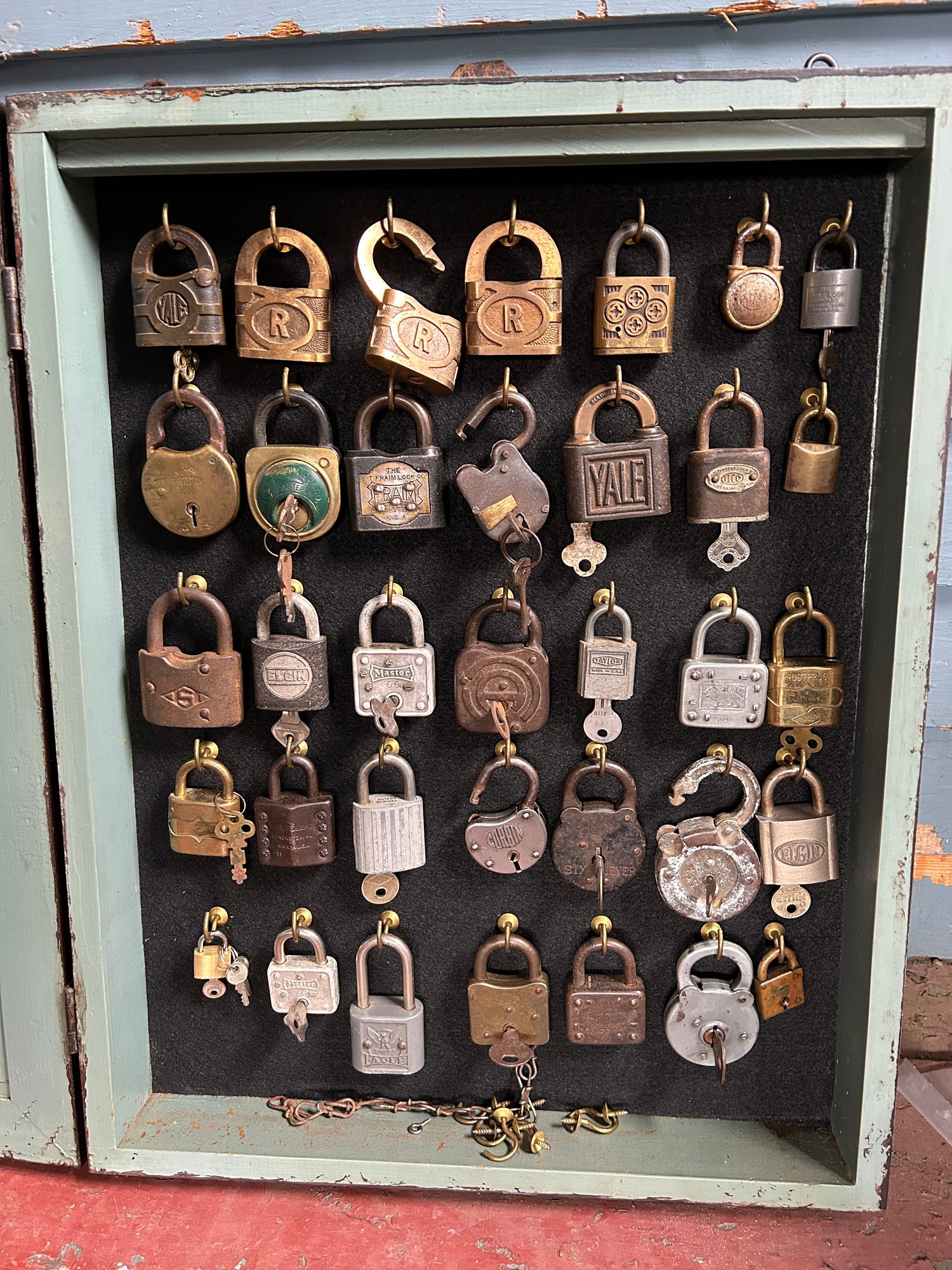 Display Case With Locks And Keys - 17x22 #4979 | Auctionninja.com