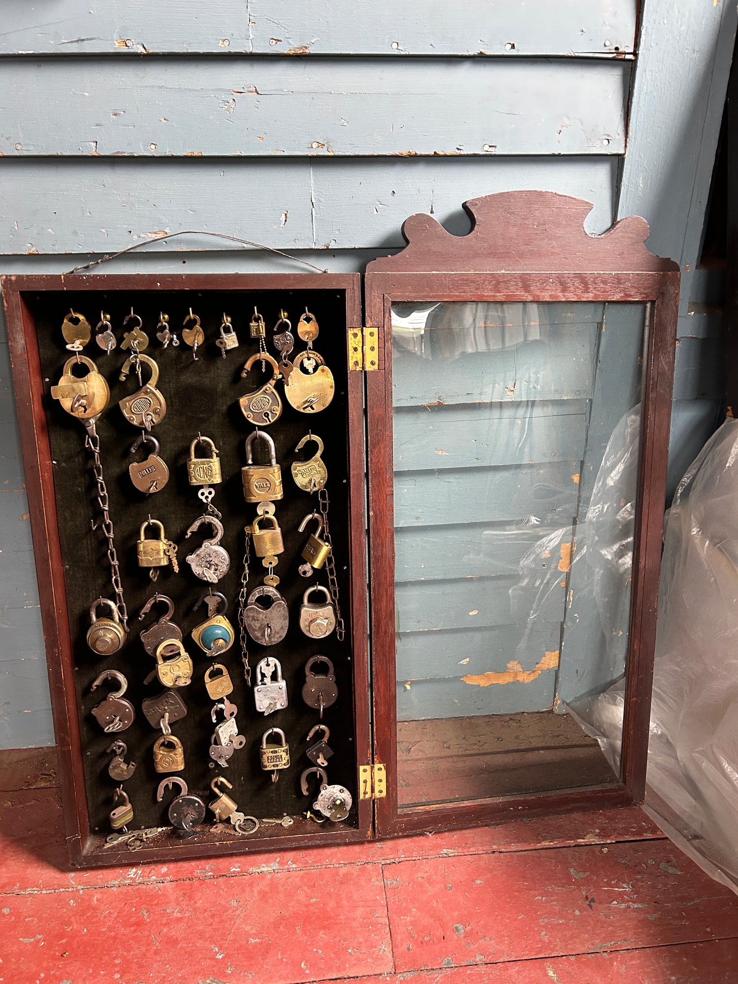Eastlake Hanging Display Case With Locks And Keys - 16x36 #4980 ...