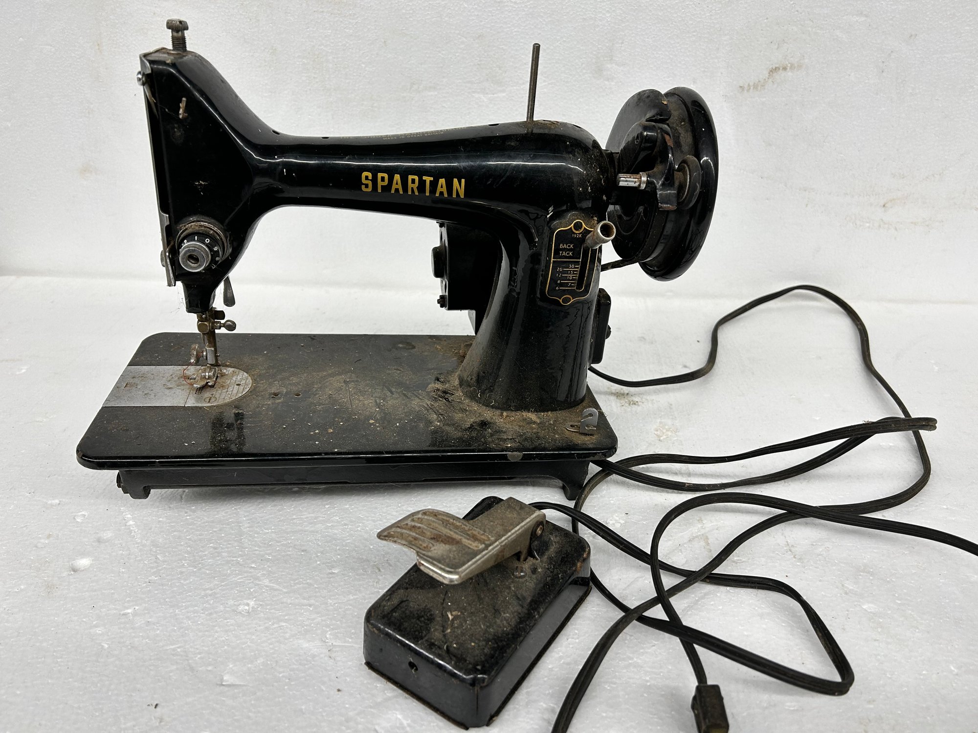 Spartan Singer Sewing Machine #3981 | Auctionninja.com
