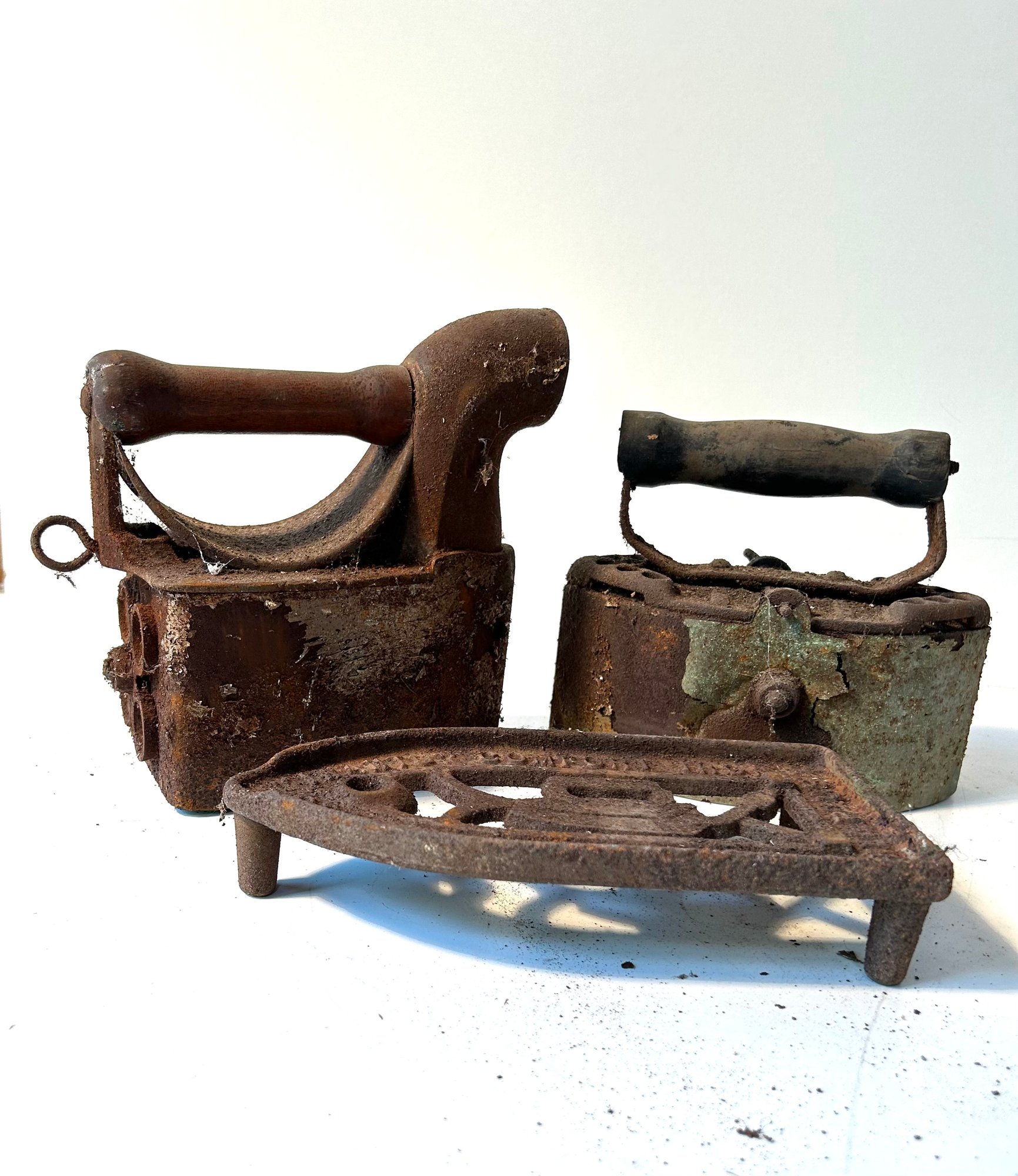 Two Sad Irons And Stand #4113 | Auctionninja.com