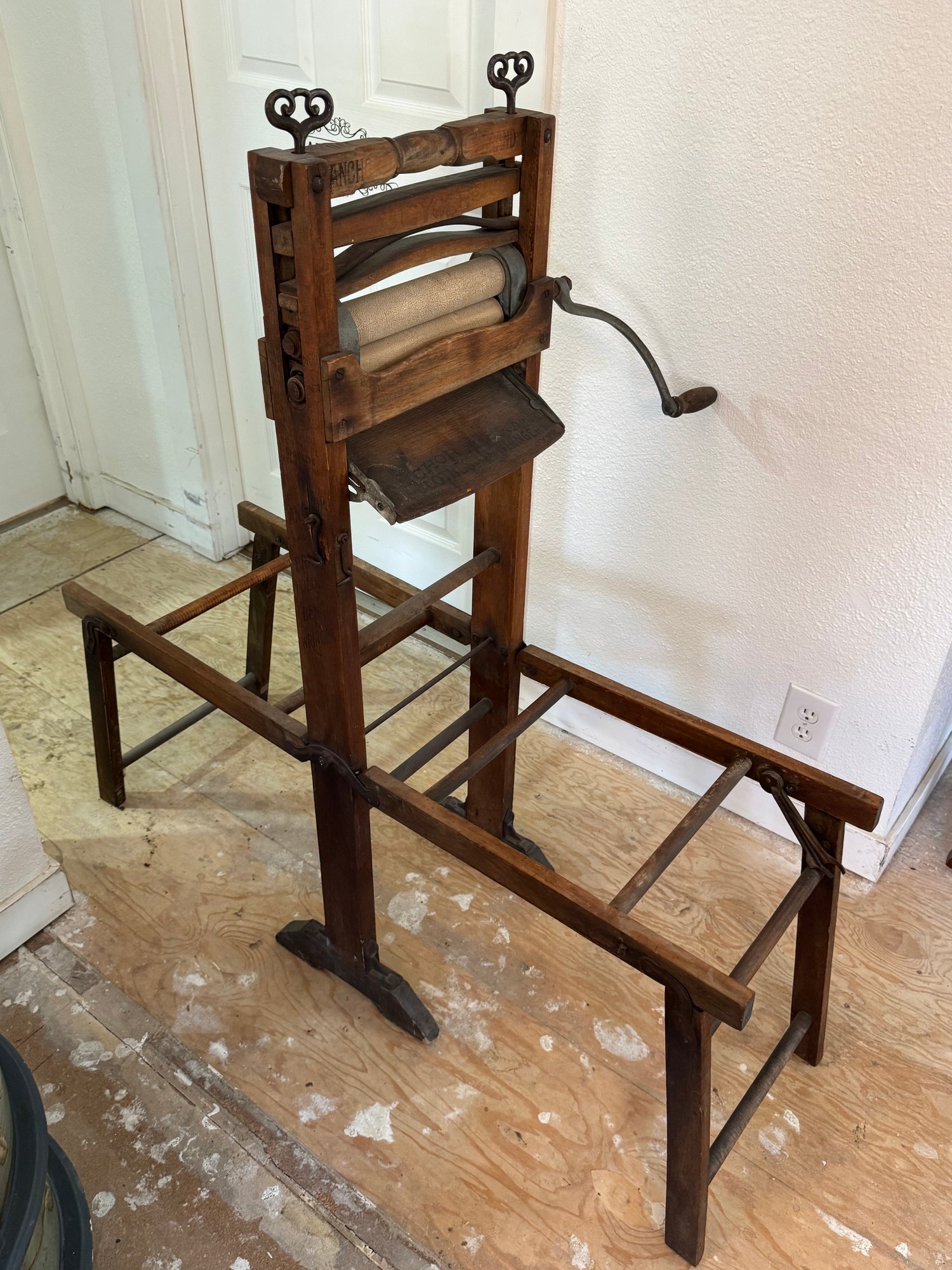 Antique Anchor Brand Folding Bench Clothes Wringer #7625 | Auctionninja.com