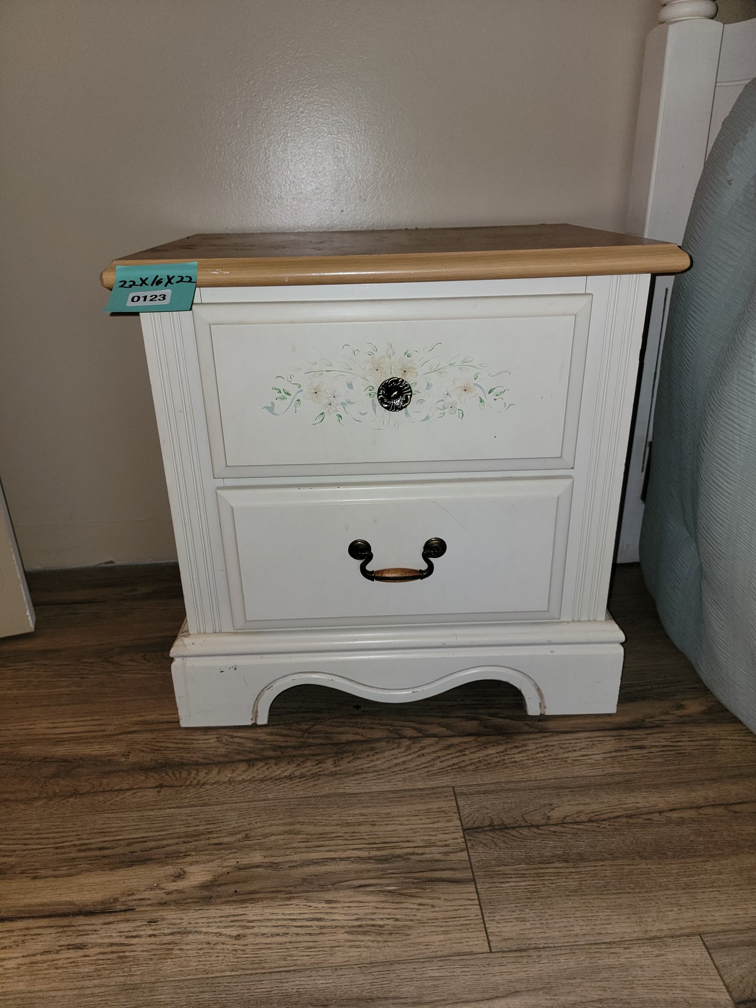 123 - NIGHTSTAND #20470 | Auctionninja.com